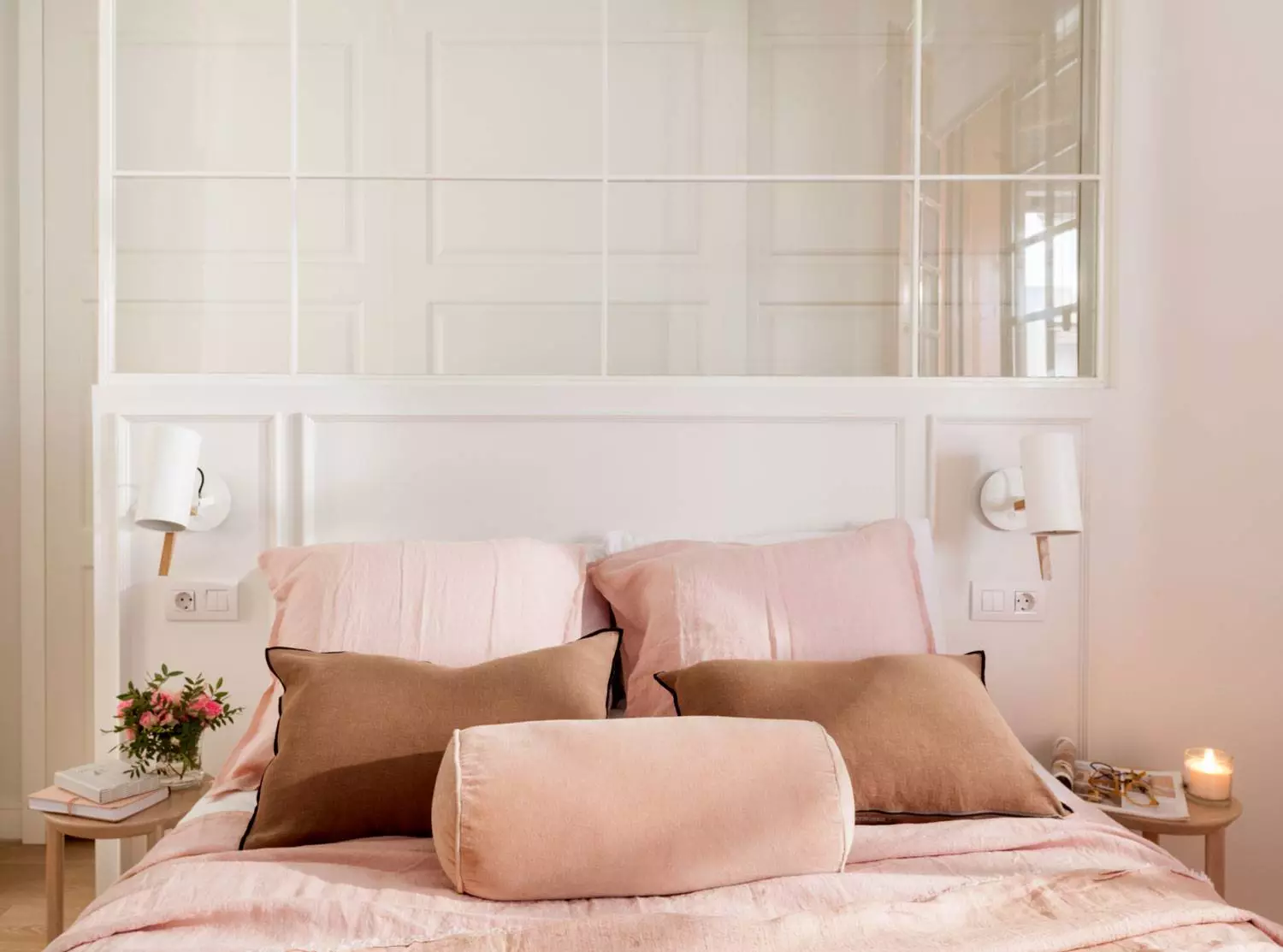 Kamar tidur didekorasi dengan warna pink dengan headboard kaca