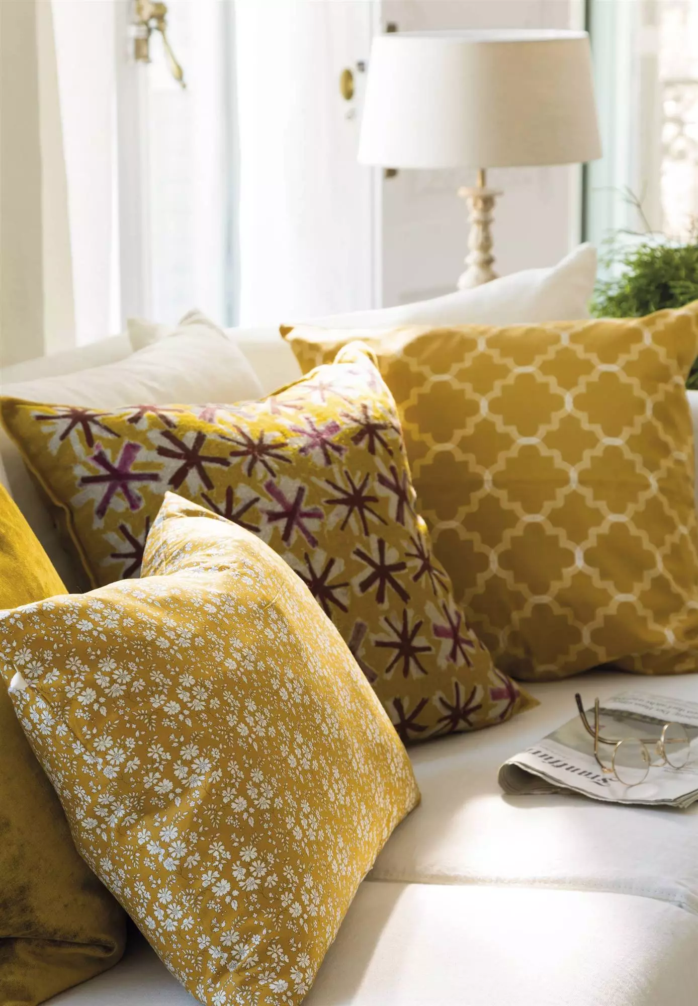 Mustard at ocher na naka-print na mga cushions sa puting sofa 00454746