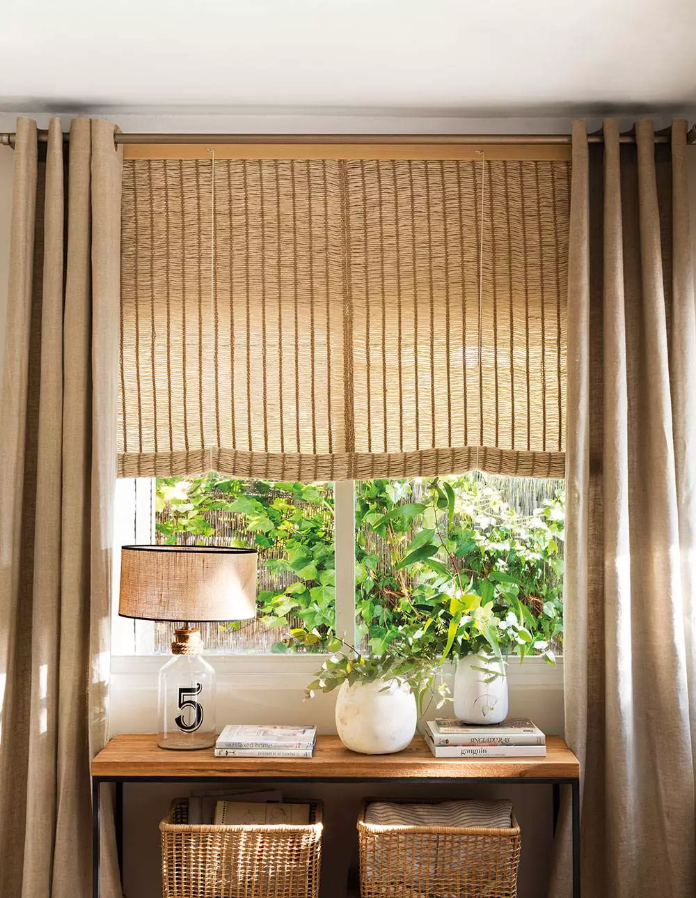 Jute blinds at wooden console na may mga bakal na binti 00493000