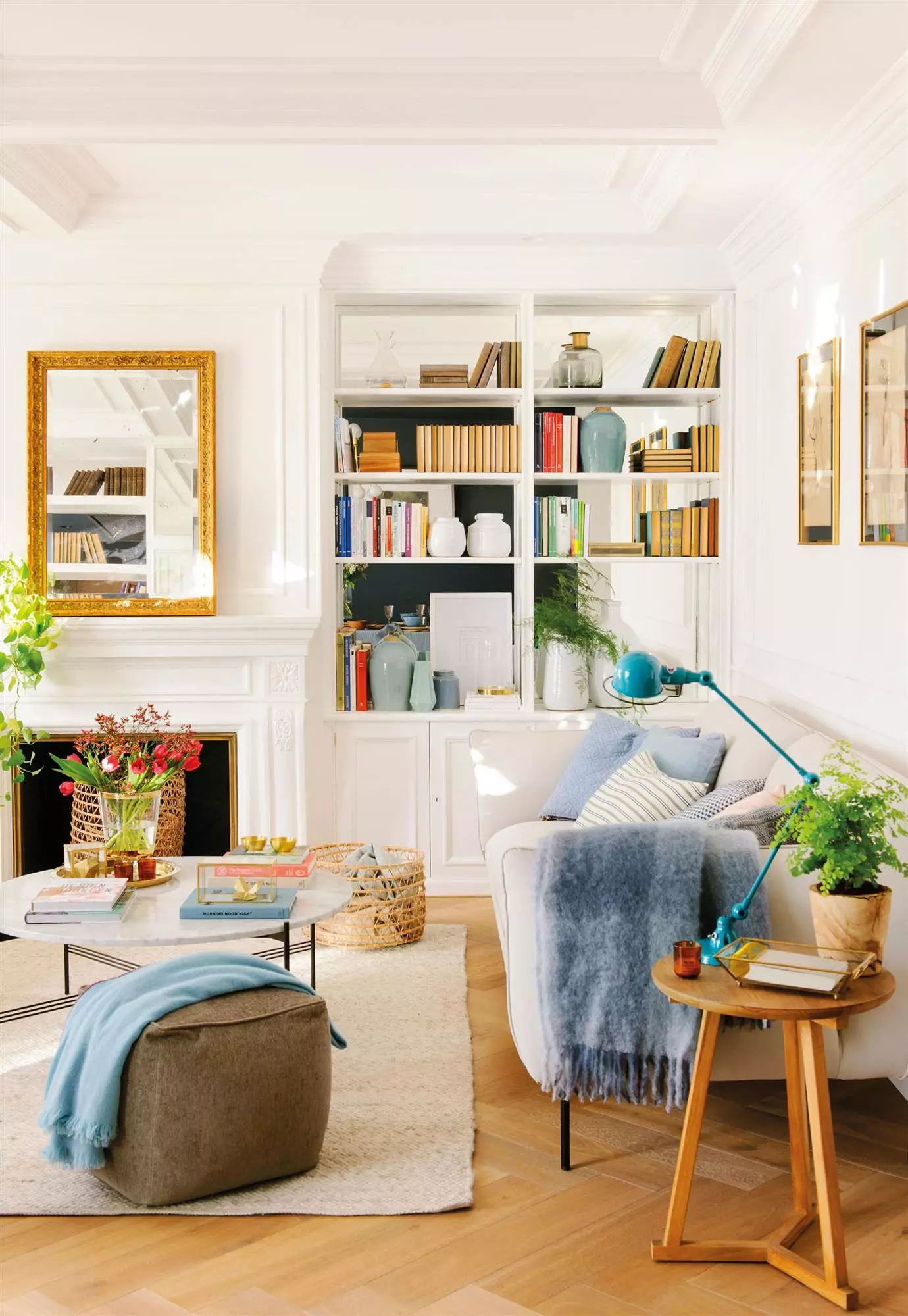 Witte woonkamer met boekenkast van het type boiserie