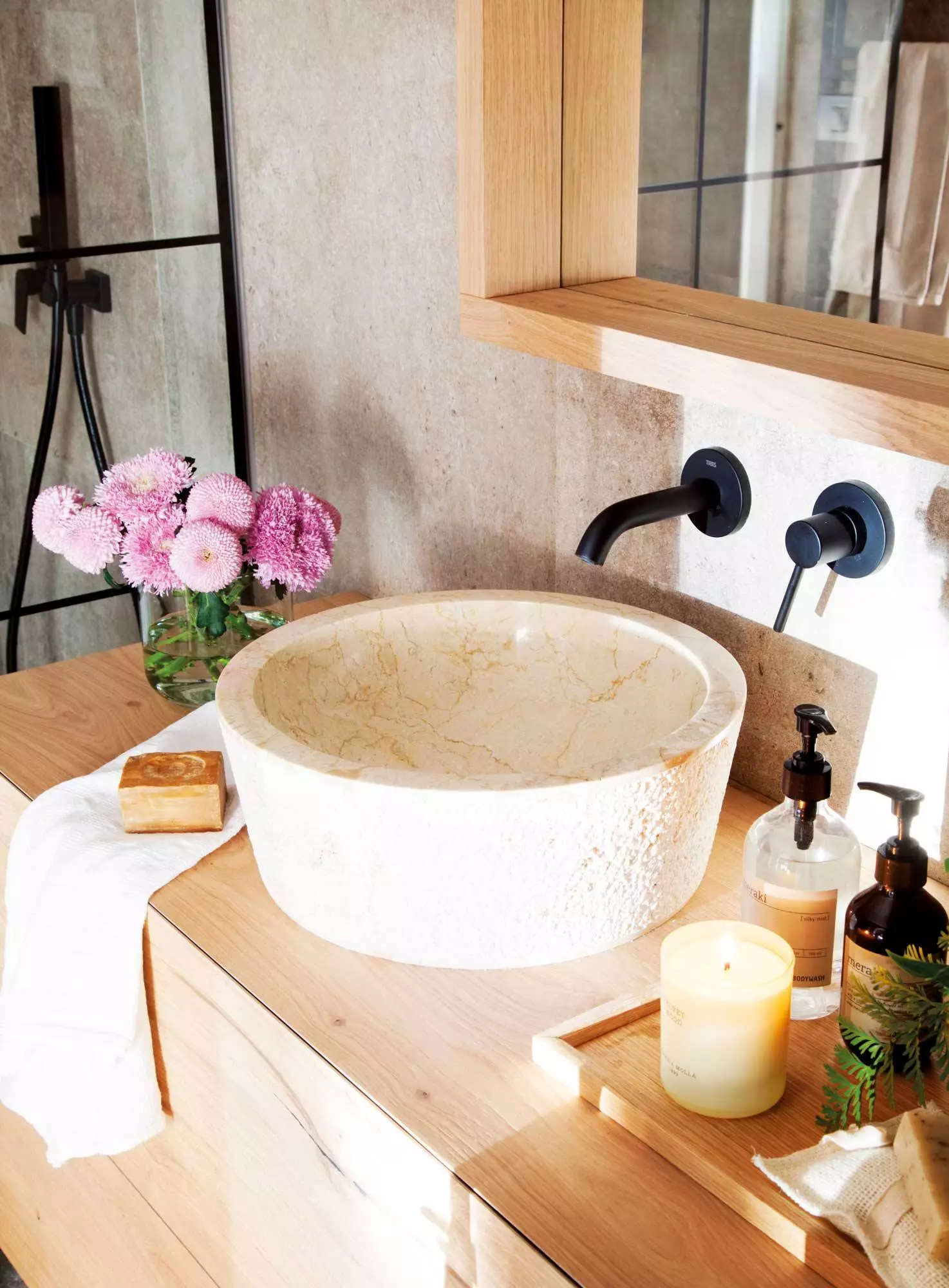 stone-washbasin-with-wall-mounted-faucet-in-black-00506966