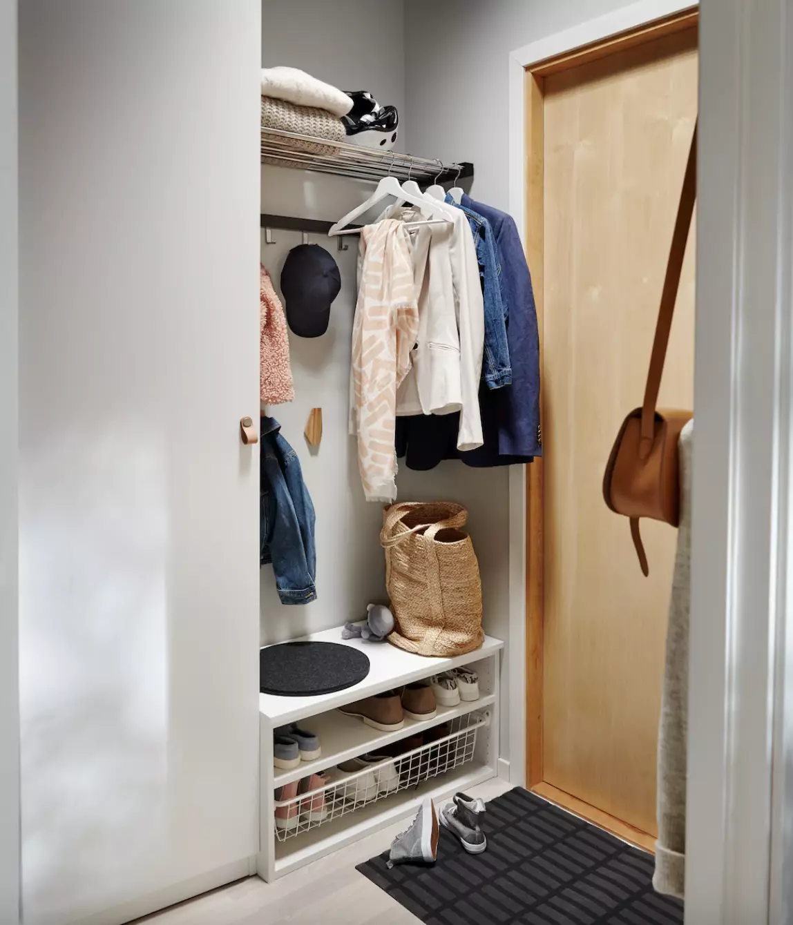 Kleiner Flur mit weißem Schuhregal und IKEA Garderobe