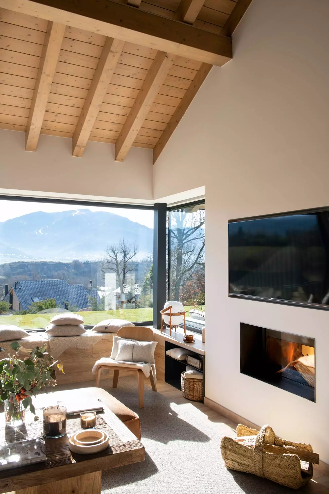 living-room-with-fireplace-and-tv-above-00533715 O