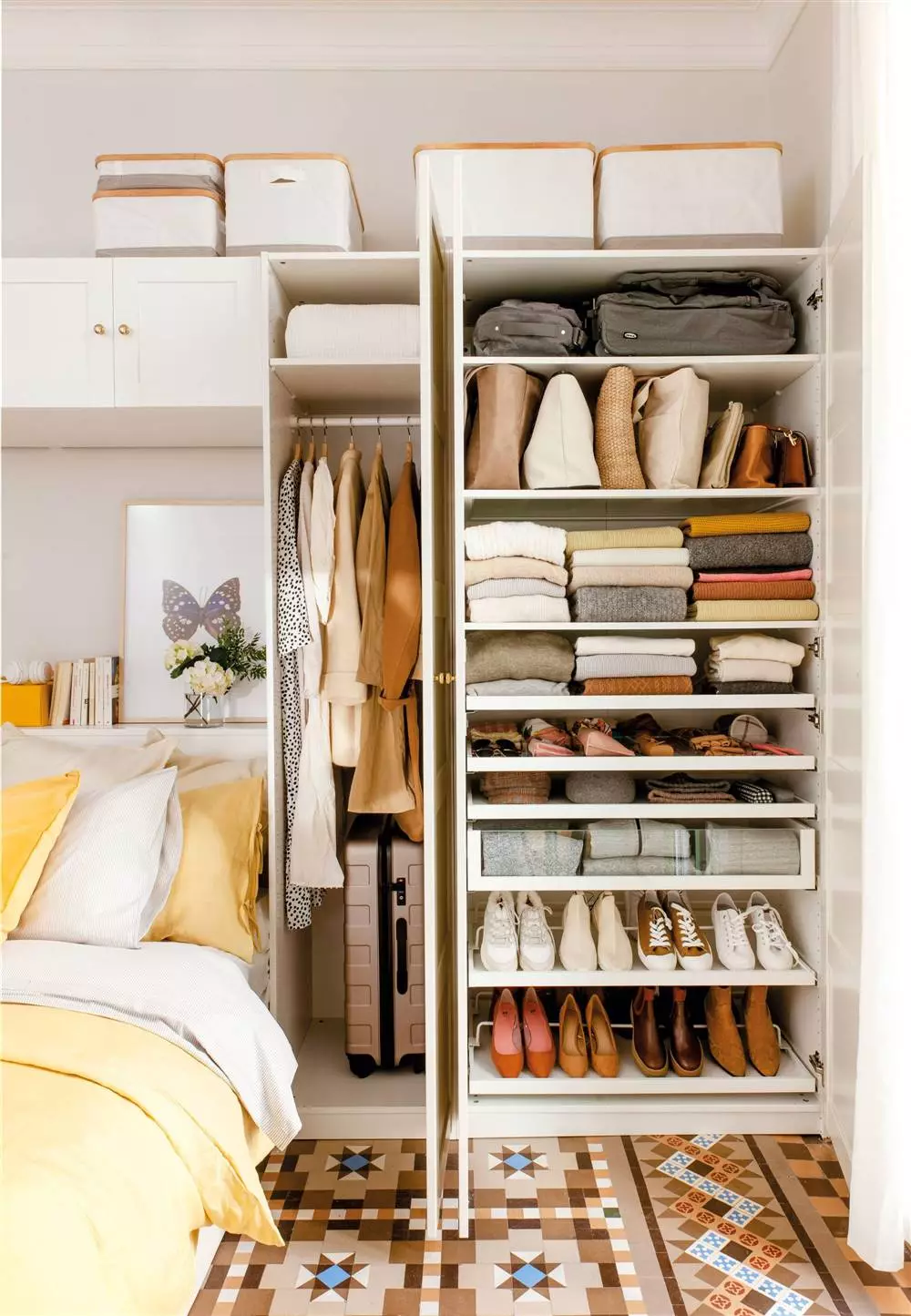 Open wardrobe with shelves w00522404