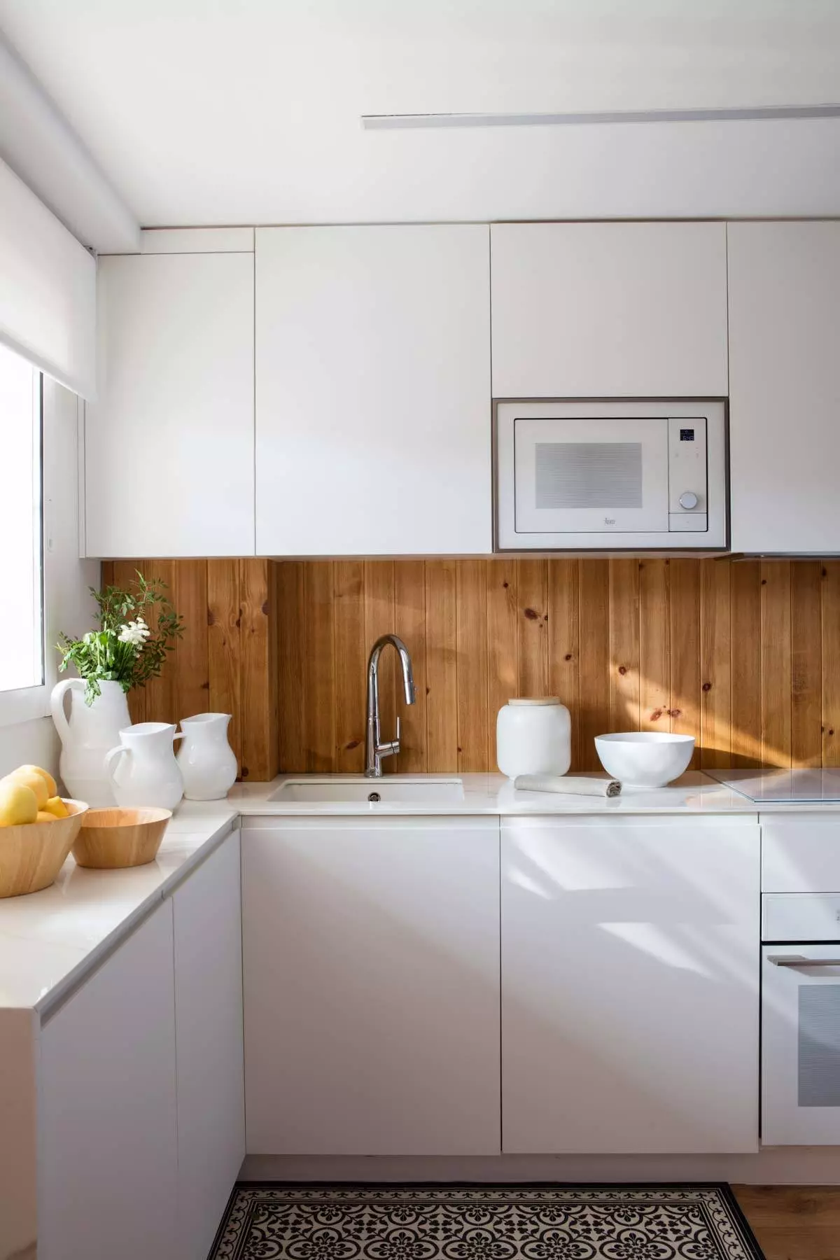 white-kitchen-with-microwave-in-high-cabinet-00542217_O.jpg