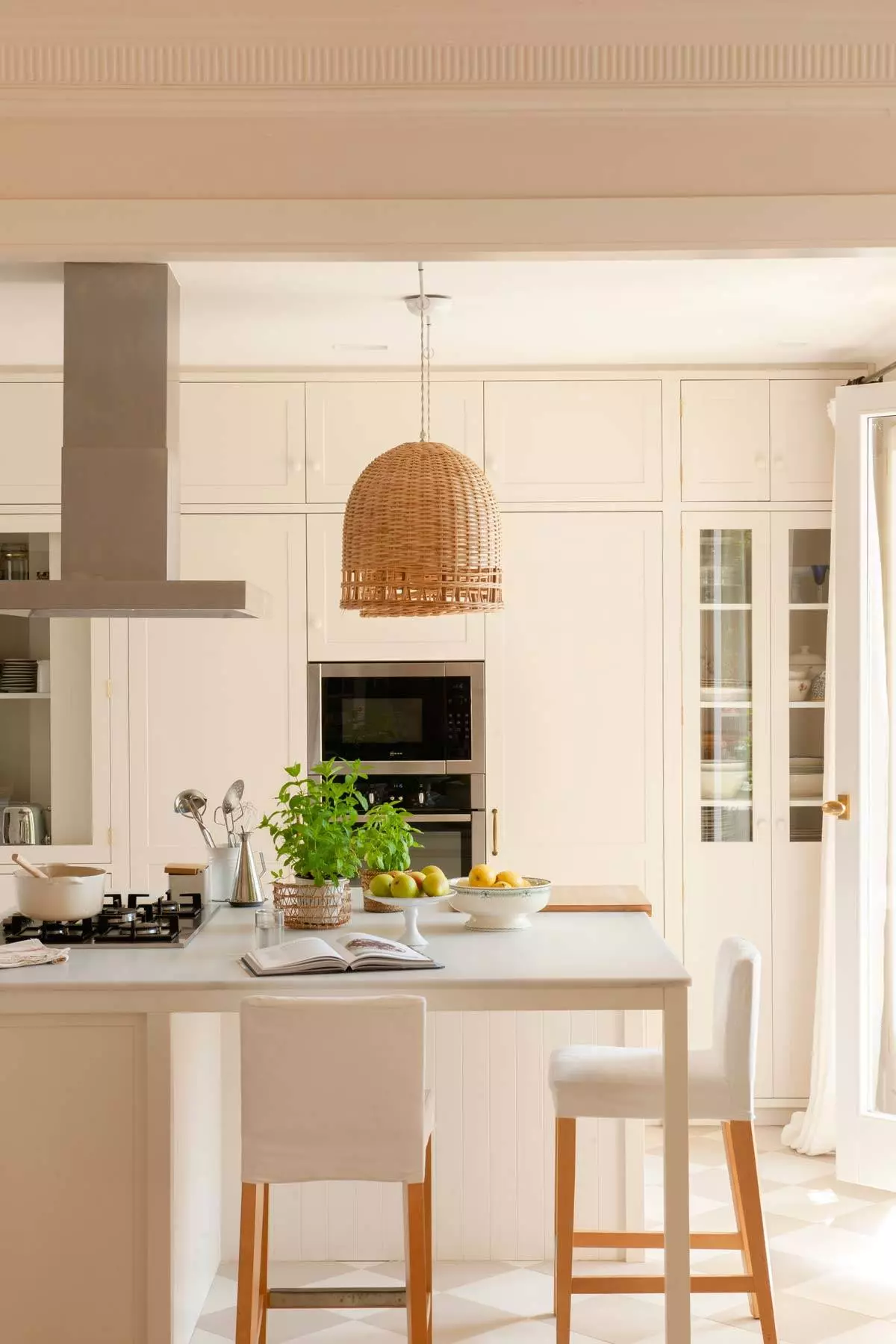 white-kitchen-with-island-00530416_O.jpg