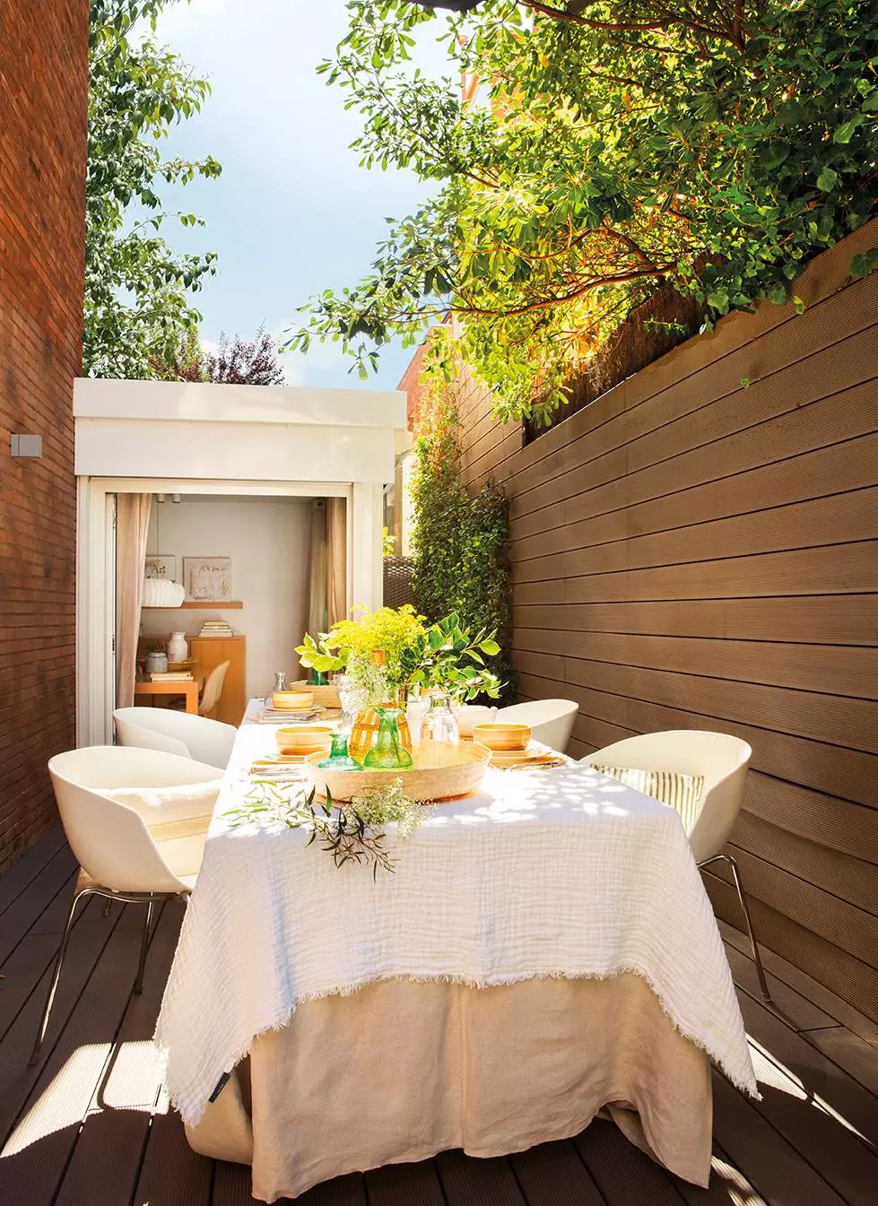 So dekorieren Sie eine Terrasse mit einem Esszimmer im Freien.