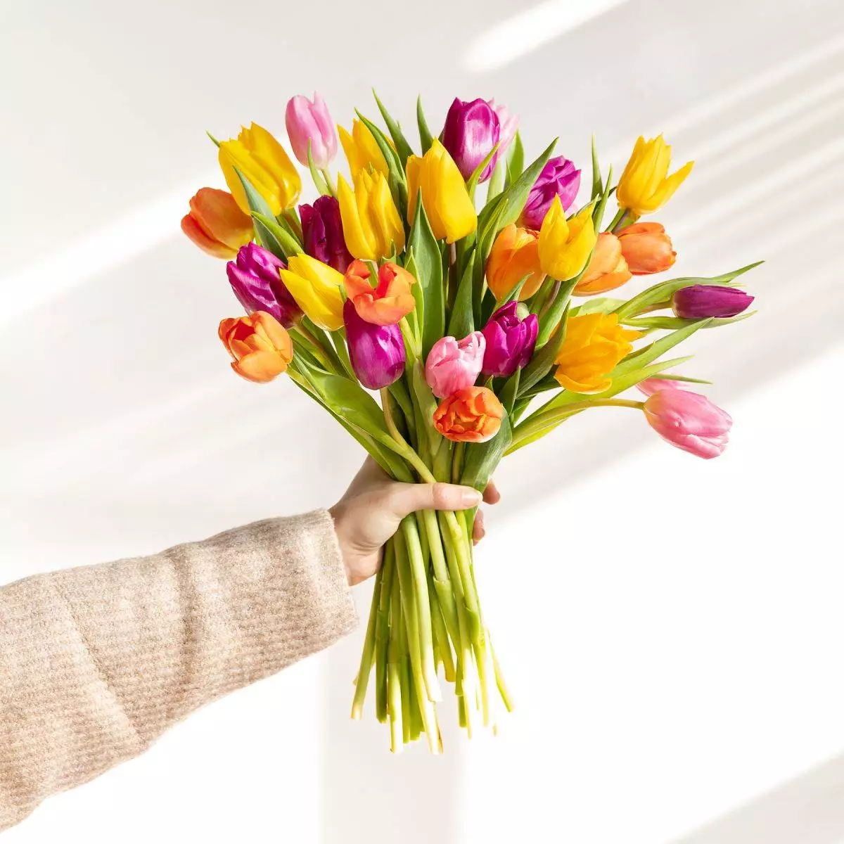 E faarwege Bouquet vun Tulpen