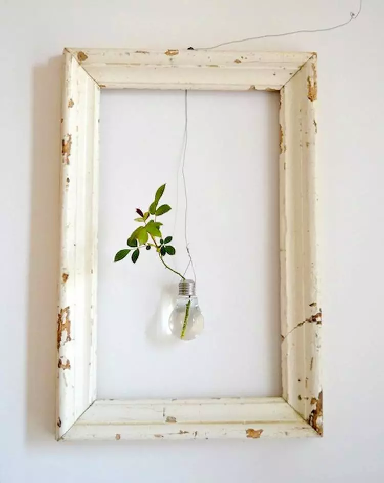 Foto mei ingelegde houten frame en recycled gloeilampe as in faas