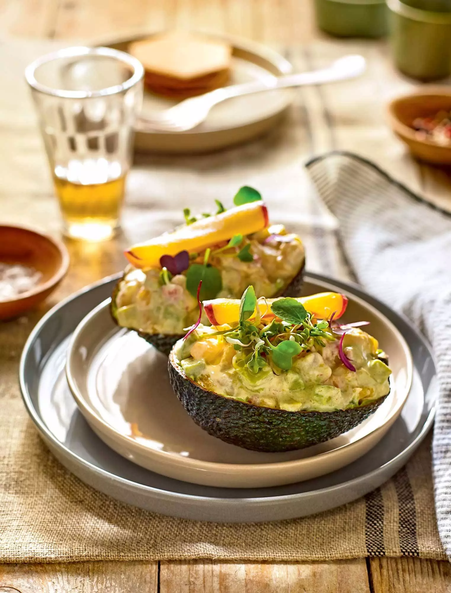 Daim ntawv qhia-nrog-avocado-salad-mango-and-avocado-00503079