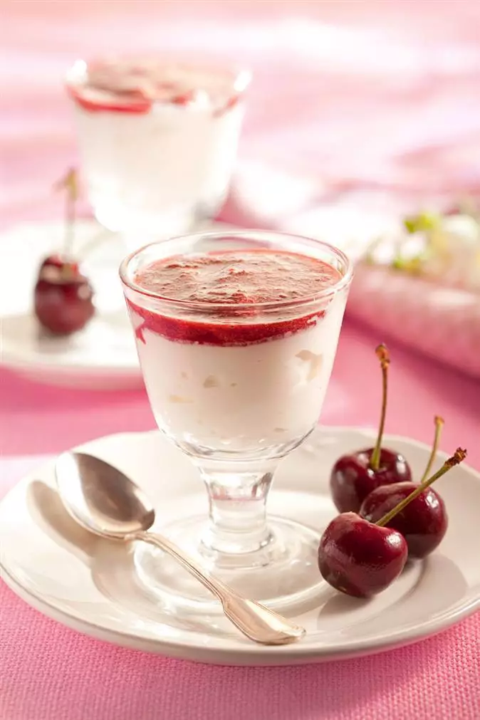 Natural yoghurt uye cherry mousse