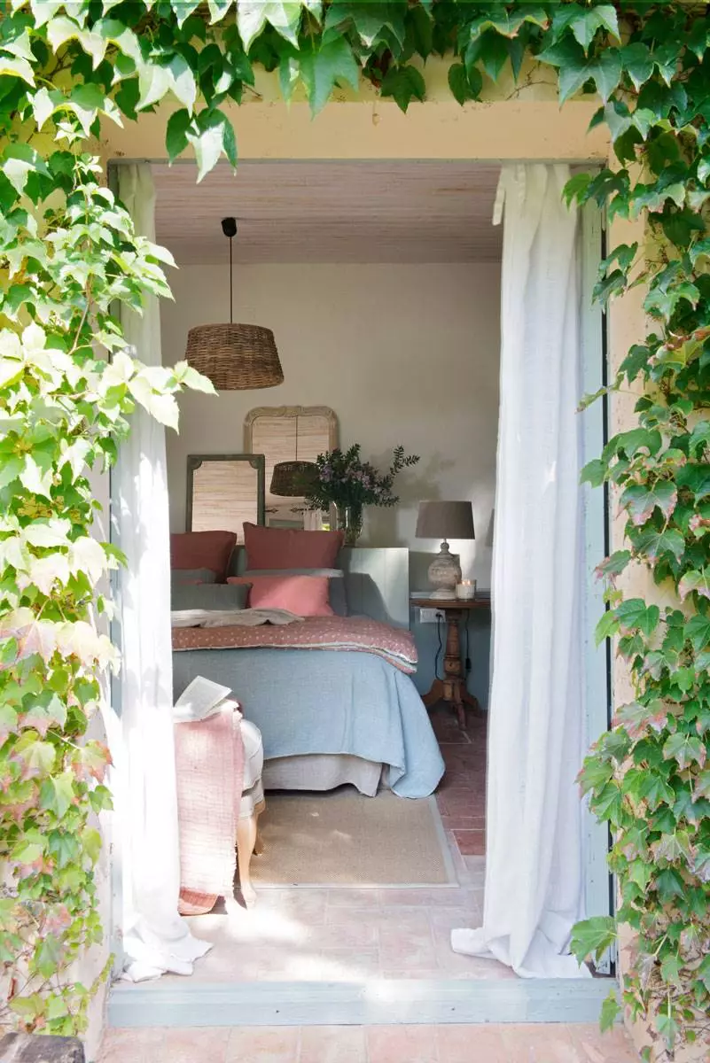 ห้องนอนกับคาตาลัน tova-floor-and-weathered-wood-ceiling-with-exit-to-the-garden-covered-with-ivy 469361 O