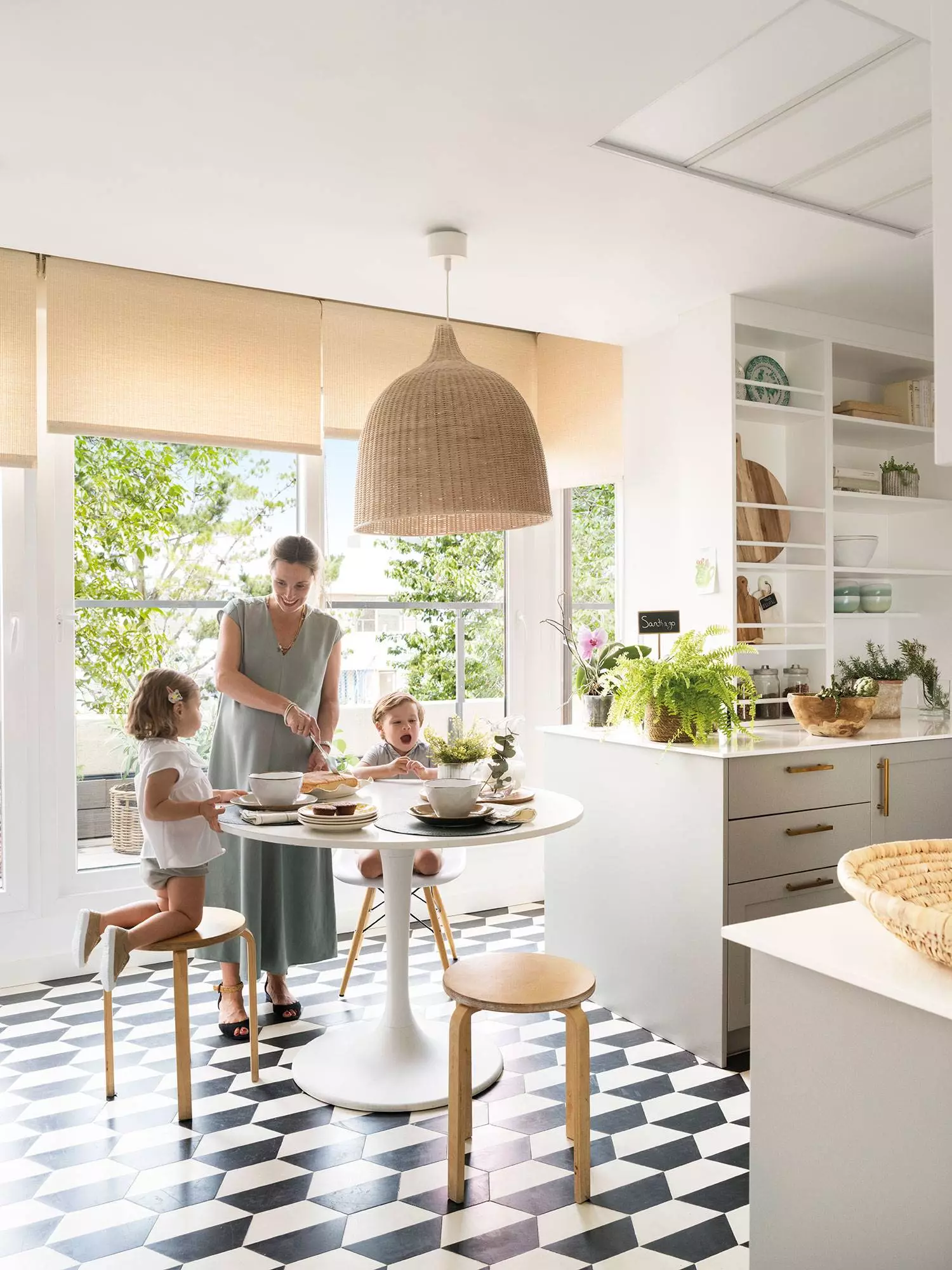 Kitchen with office with round table and mother with two children 00511504