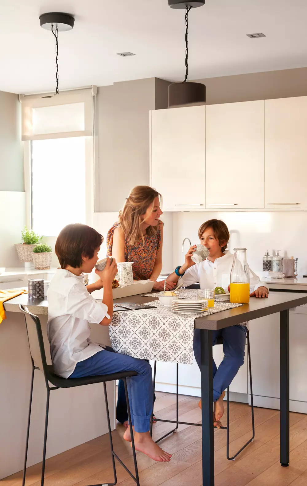 Kitchen with office with table extension of the island