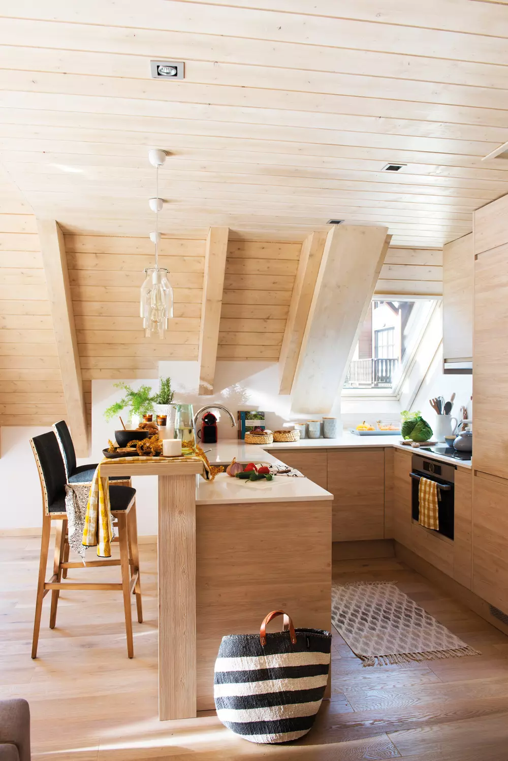 Mountain house wood kitchen with mini bar