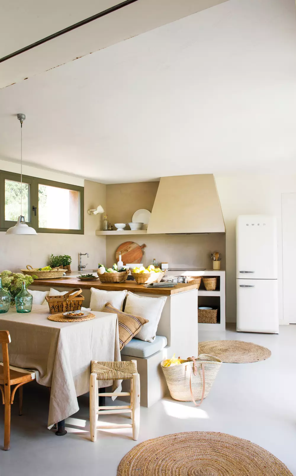 Microcement kitchen with office with built-in bench