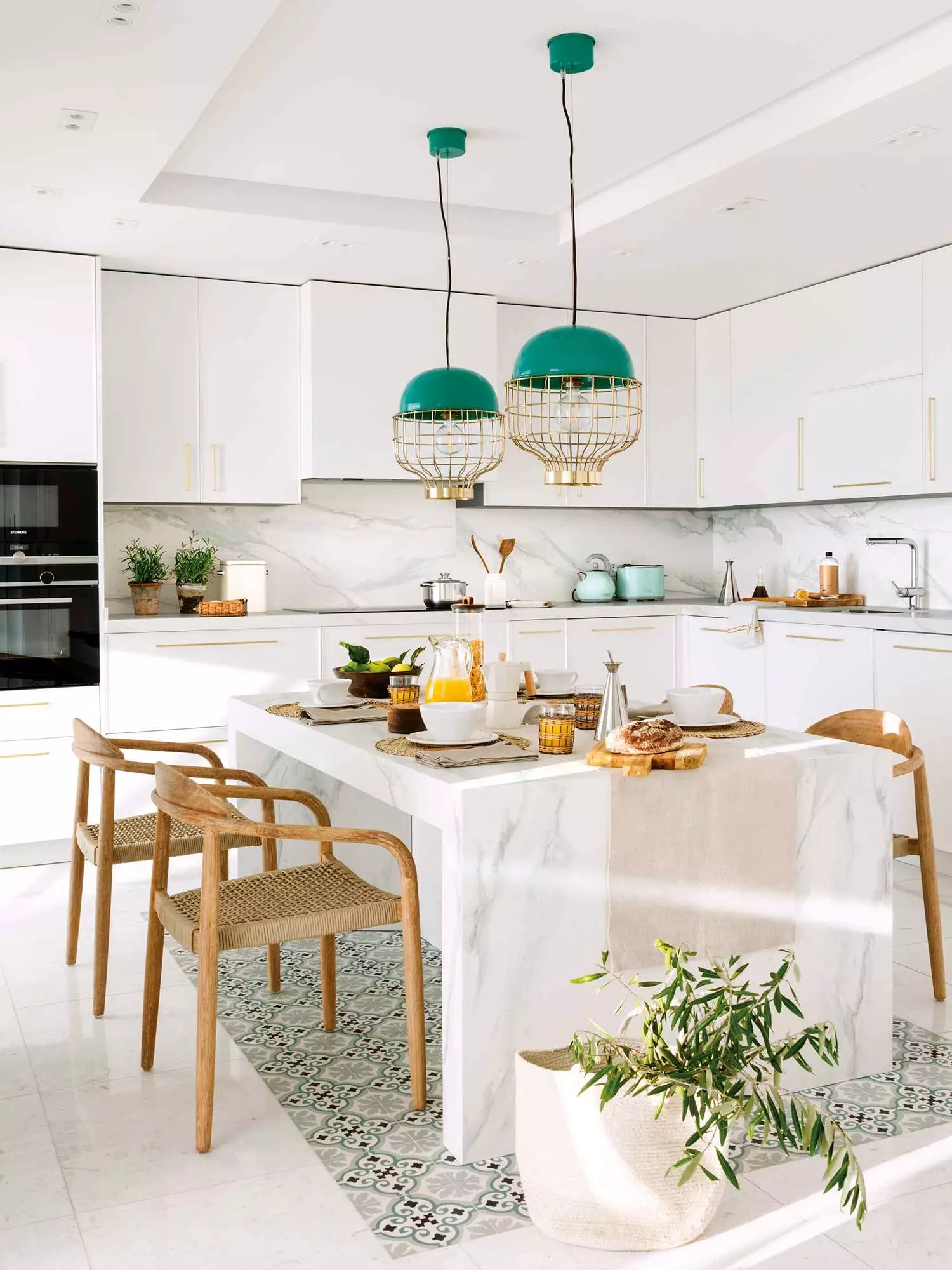 White kitchen with central office with porcelain table that imitates marble 00527432