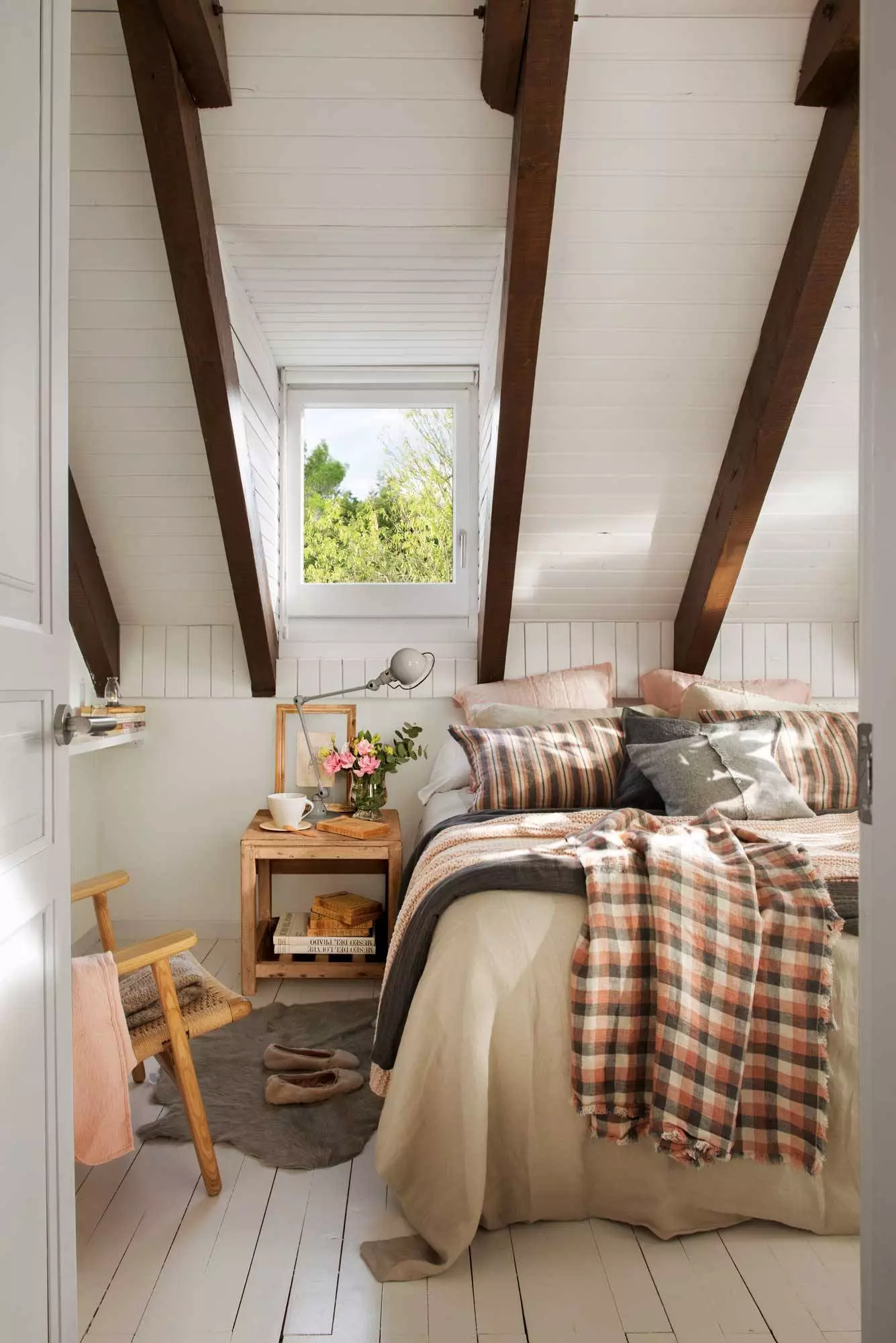 rustic-bedroom-sloping-roof-00497974