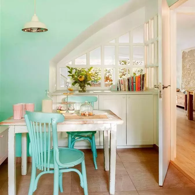 Salle à manger de bureau en vert menthe et blanc avec des chaises d'inspiration Thonet et un plafonnier en métal