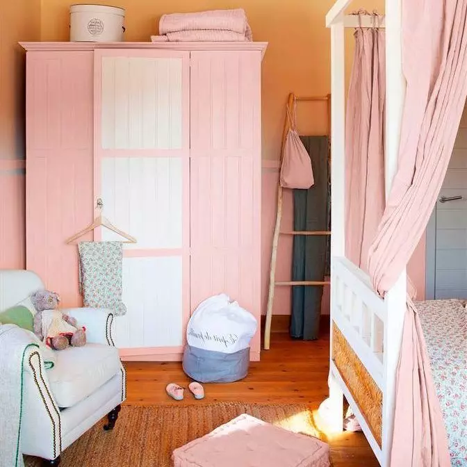 Chambre rose pastel avec armoire, fauteuil et lit à baldaquin, poufs capitonnés, porte-échelle et tapis