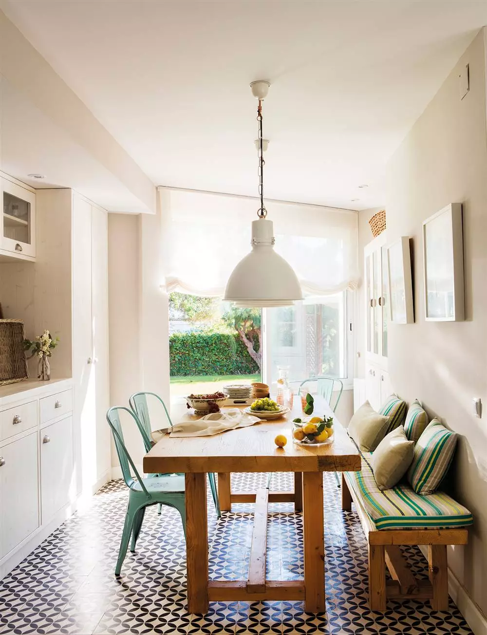 Bureau ouvert sur cuisine en blanc avec table et banc en bois et chaises Tolix vertes_ 00442916