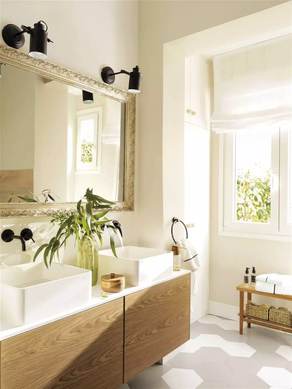 salle de bain avec meuble en bois et miroir doré 00531773