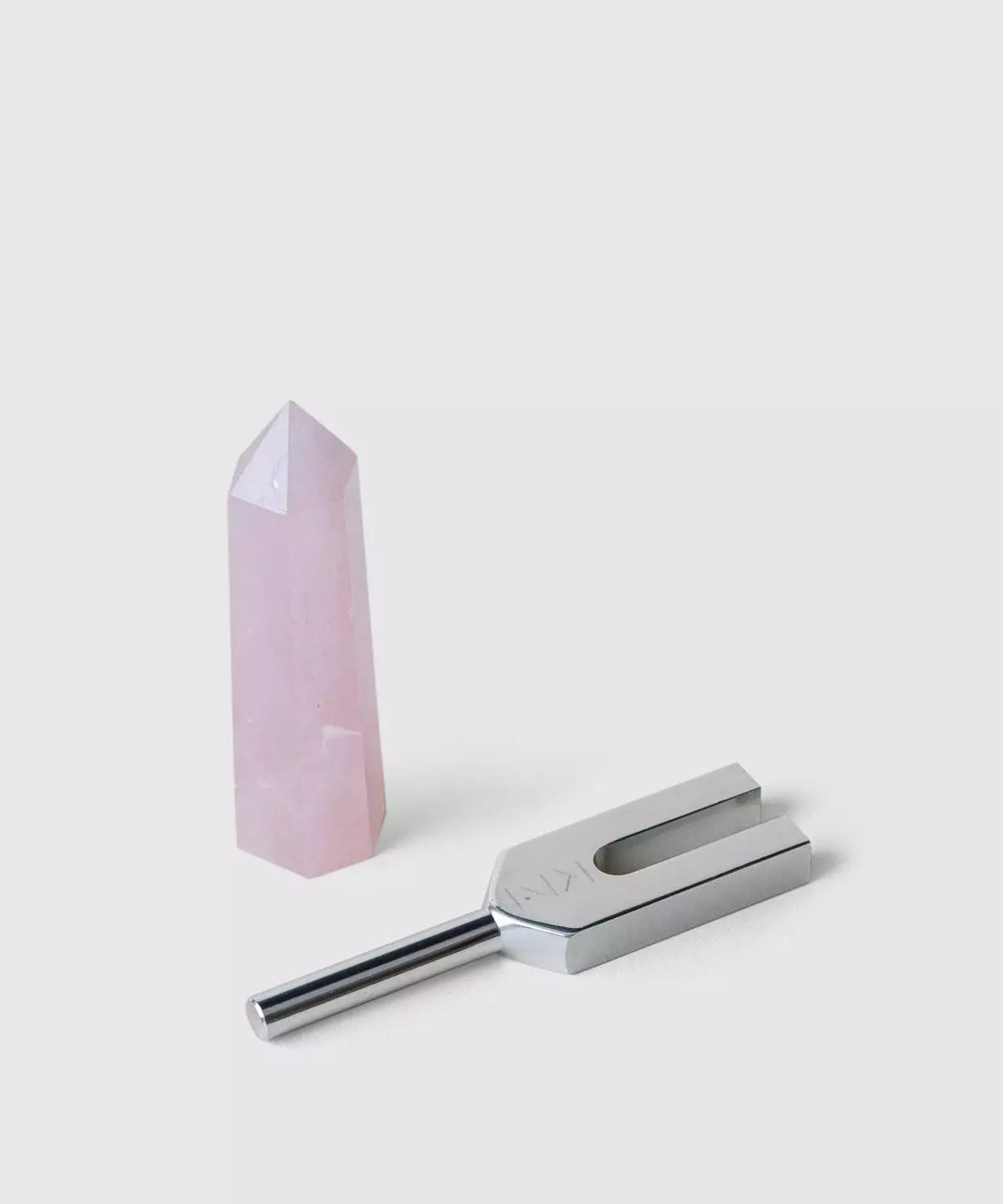 KonMari KonMari 소리굽쇠 및 수정 세트 Rose Quartz 1 88804 RO 1200x (1). 가정 에너지를 활성화하는 소리굽쇠: $75