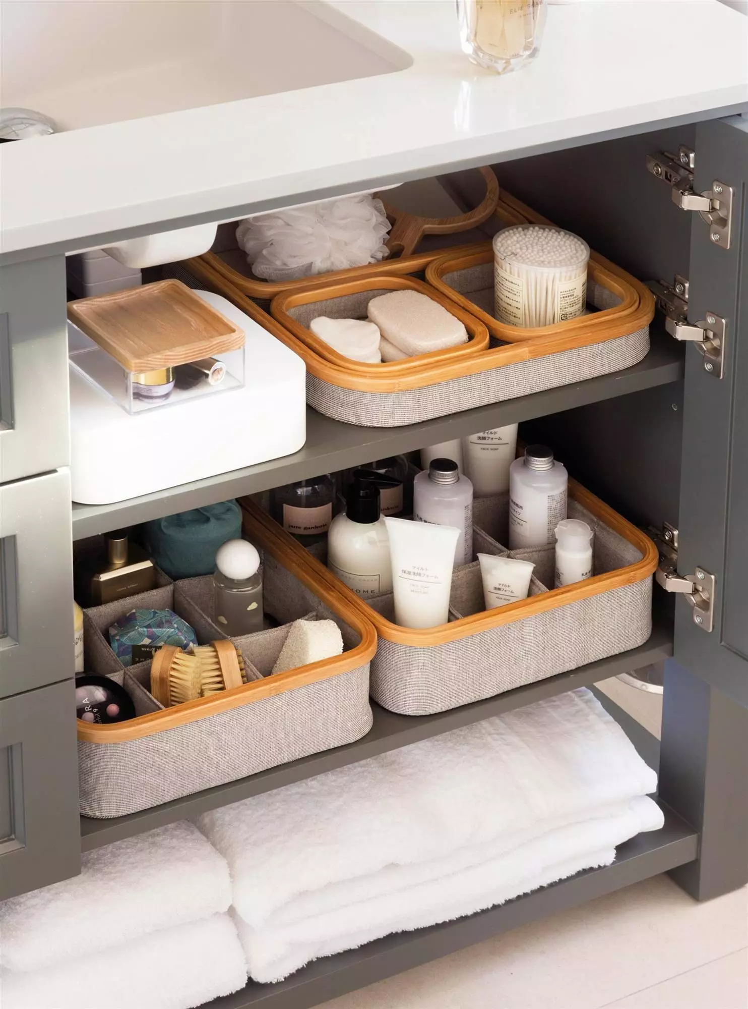 21-organized-bathroom-cabinet-00458357-76729b32-1484x2000 07f110f1 1484x2000