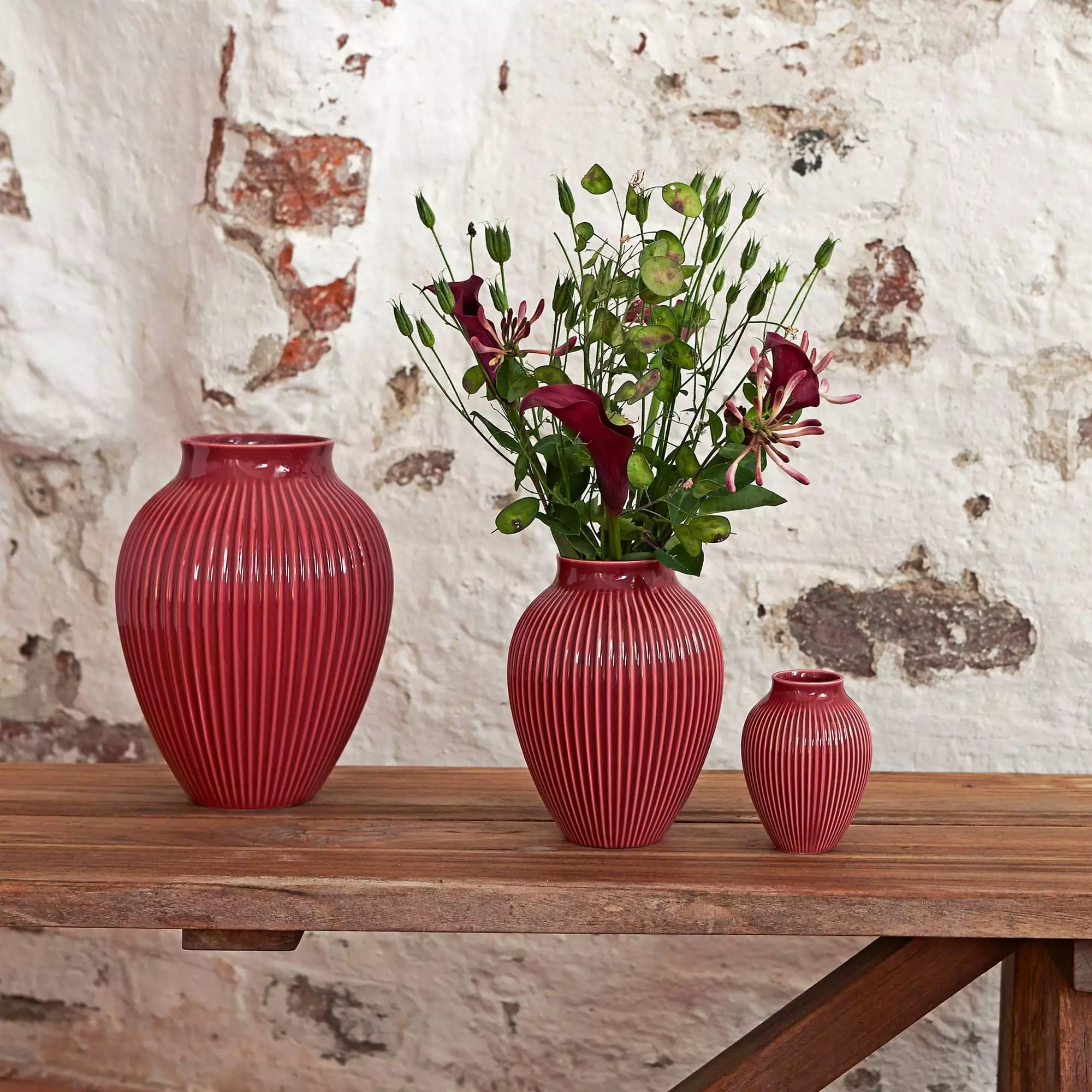 Red Ribbed Vase vum Nordic Nest