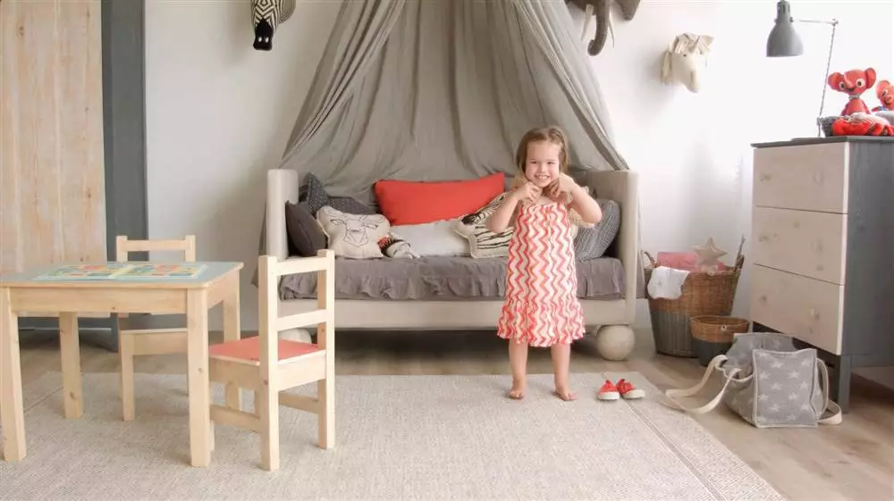 少女の北欧スタイルの保育室-ライトウッドとグレーの家具-ベージュ-カーペットとテーブル-椅子付き1000x561f8f06f31