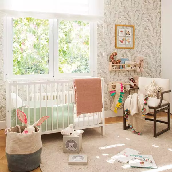 Bilik bayi dengan kertas dinding, katil bayi dan kerusi 00501850