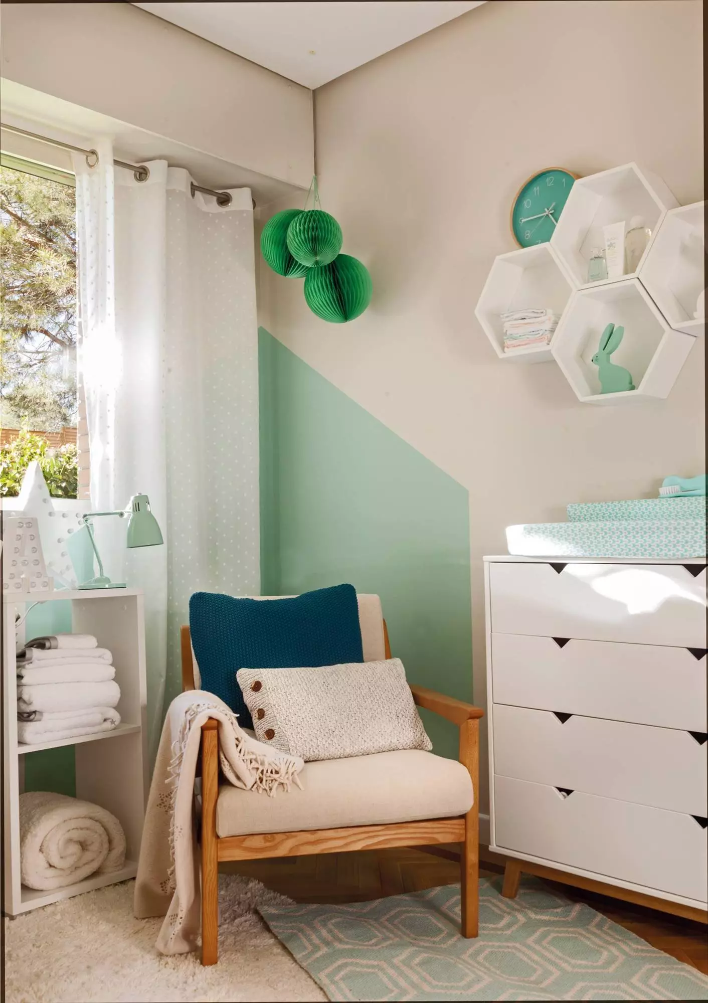 Grønt og hvidt babyværelse med stol og puslebord 00458719. Farver til alle aldre