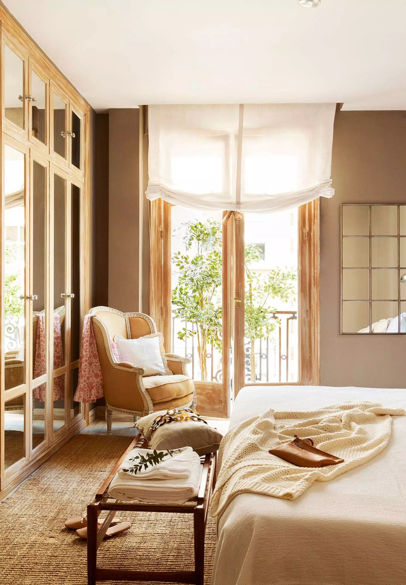 Bedroom with wardrobe at the foot of the bed with mirror fronts