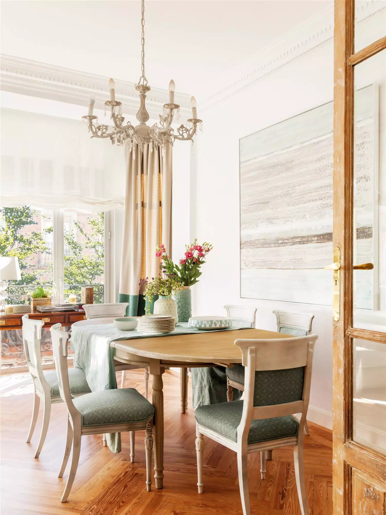 00482191 Dining room with white blinds and two-tone curtains in beige and green