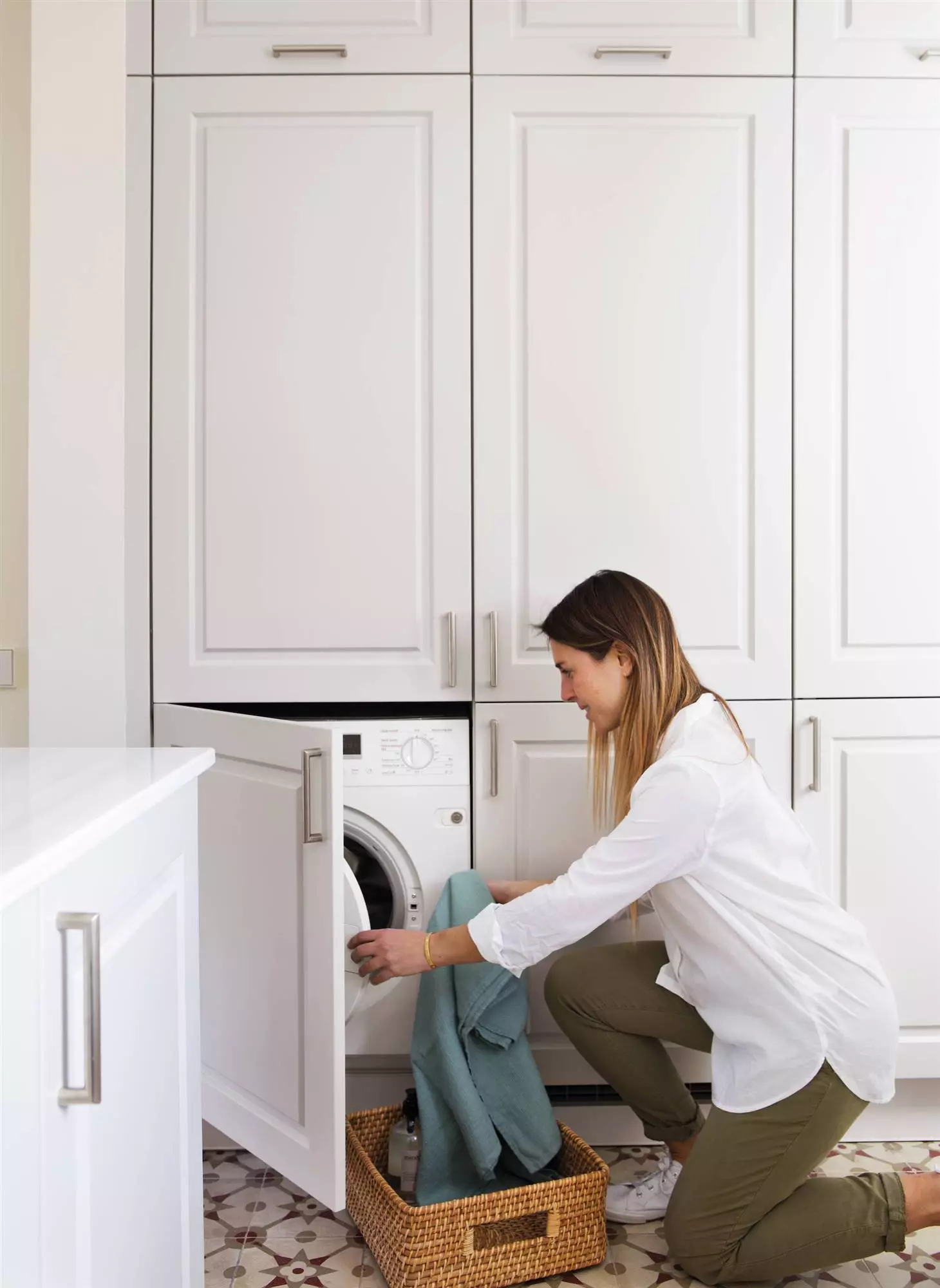 Woman putting washing machine 00480675