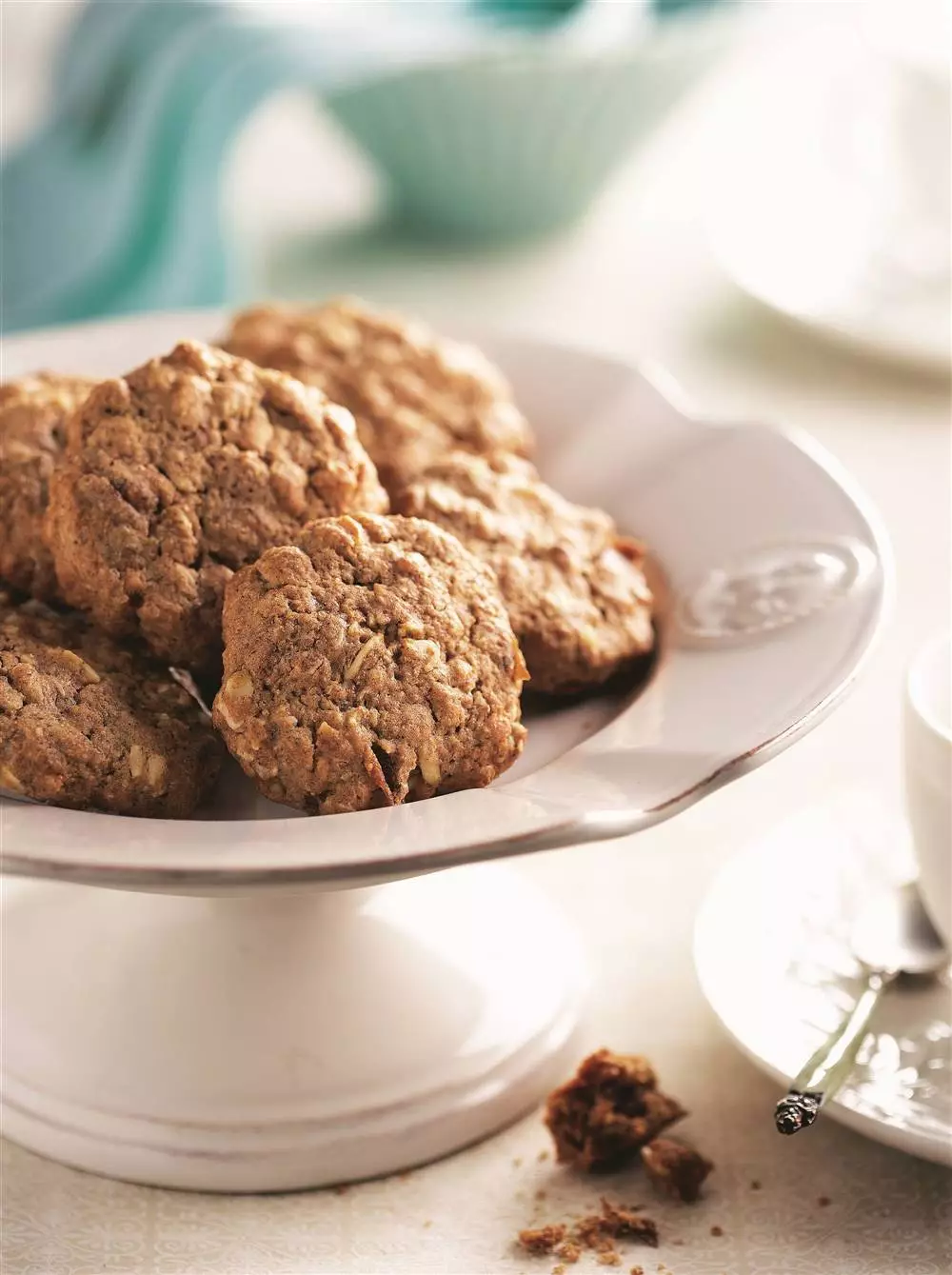 Wholemeal cookies with dates and walnuts