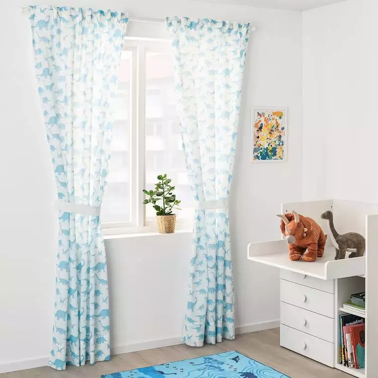 Cortines d'IKEA amb alçapanyos amb estampat de dinosaures JÄTTELIK.