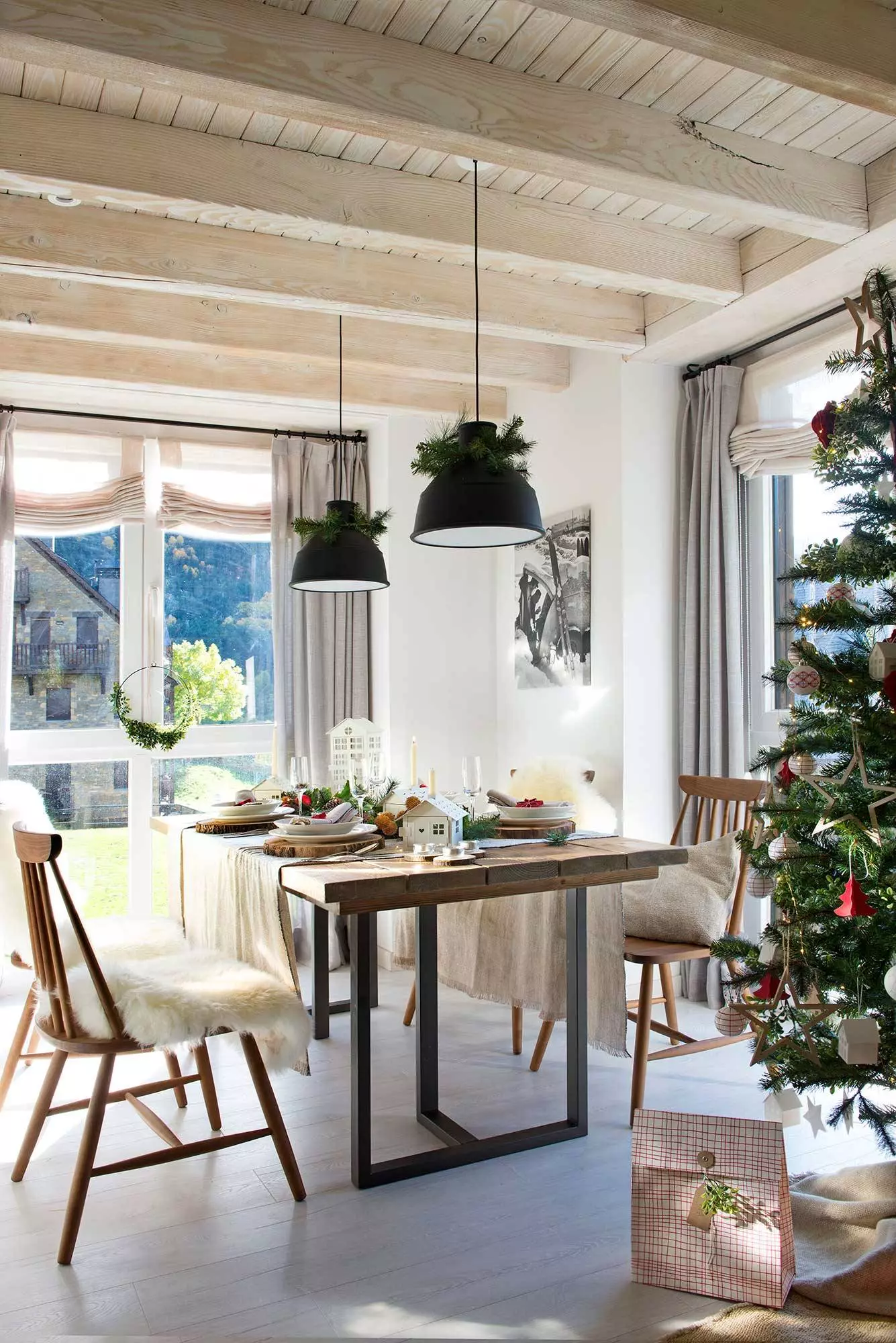 Salle à manger de Noël dans une maison de montagne_00515447 O