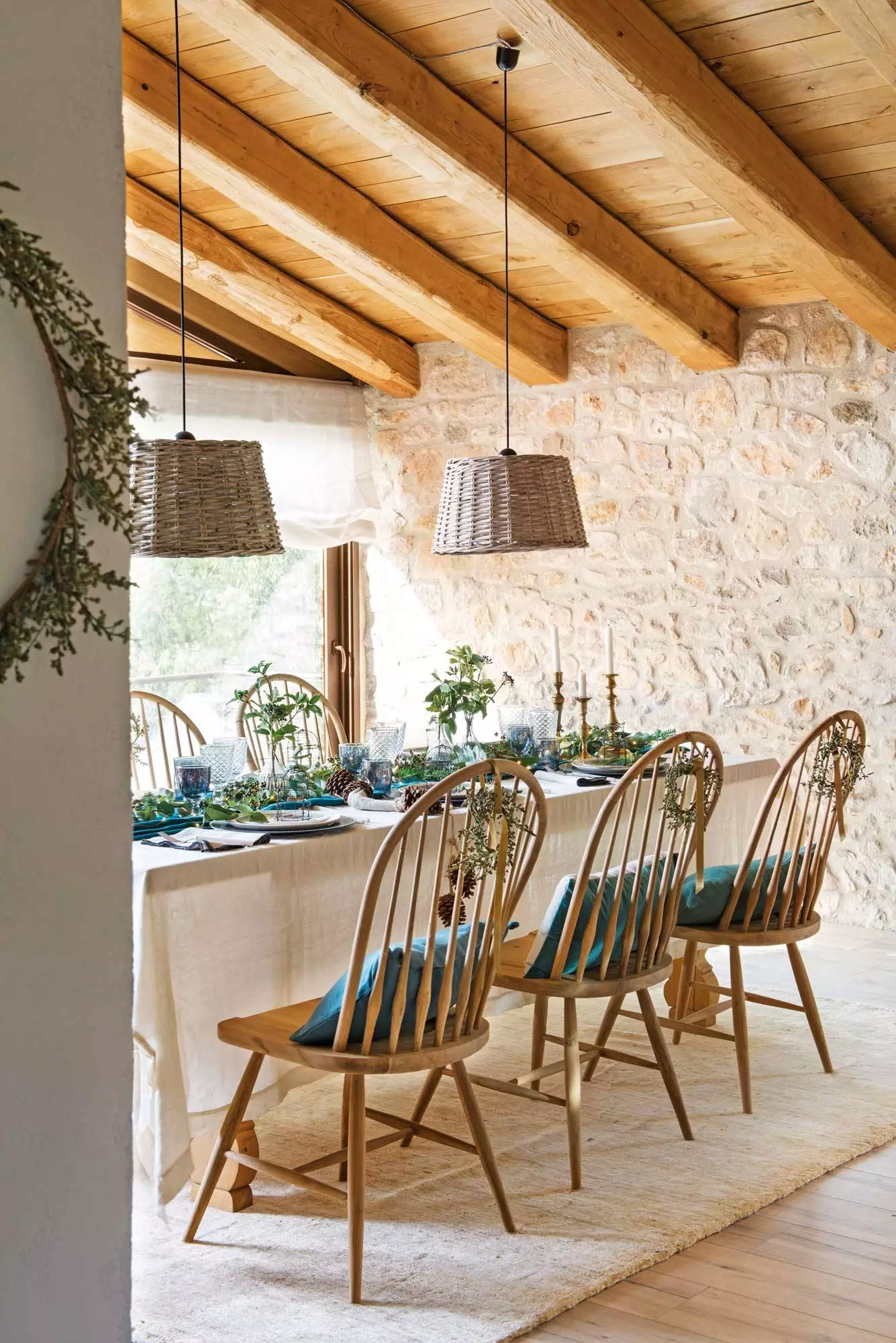 salle-a-manger-de-style-rustique-avec-murs-en-pierre-et-poutres-au-plafond-00495731