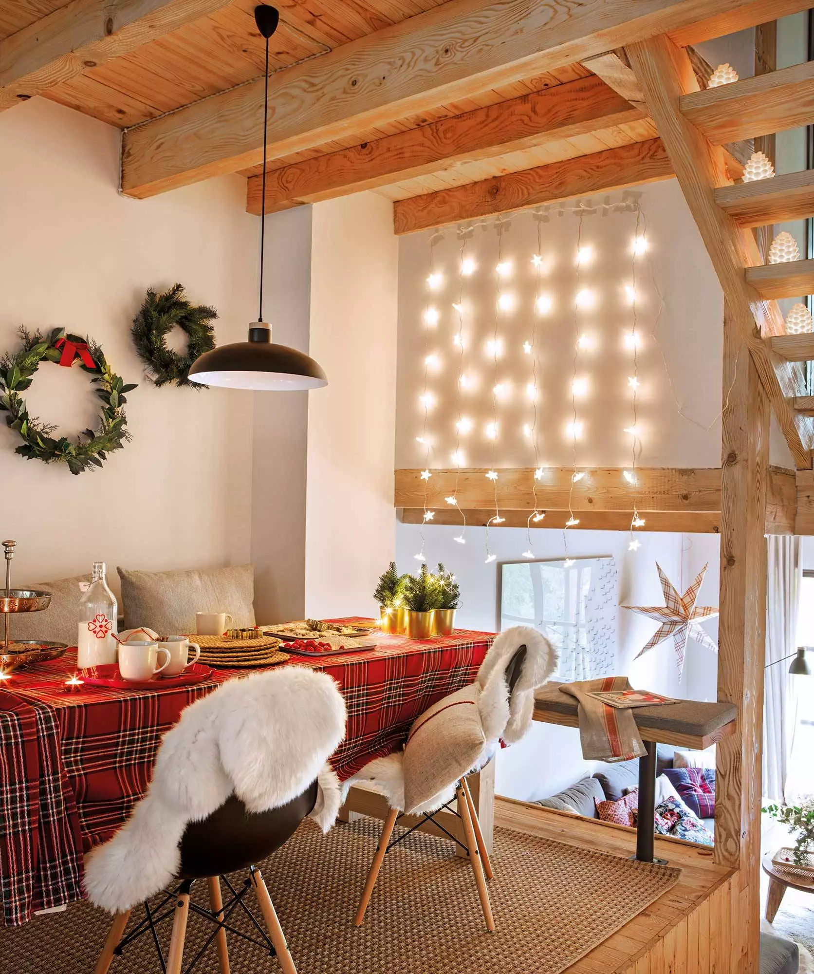 Mini salle à manger dans une maison de montagne décorée pour Noël_00495615