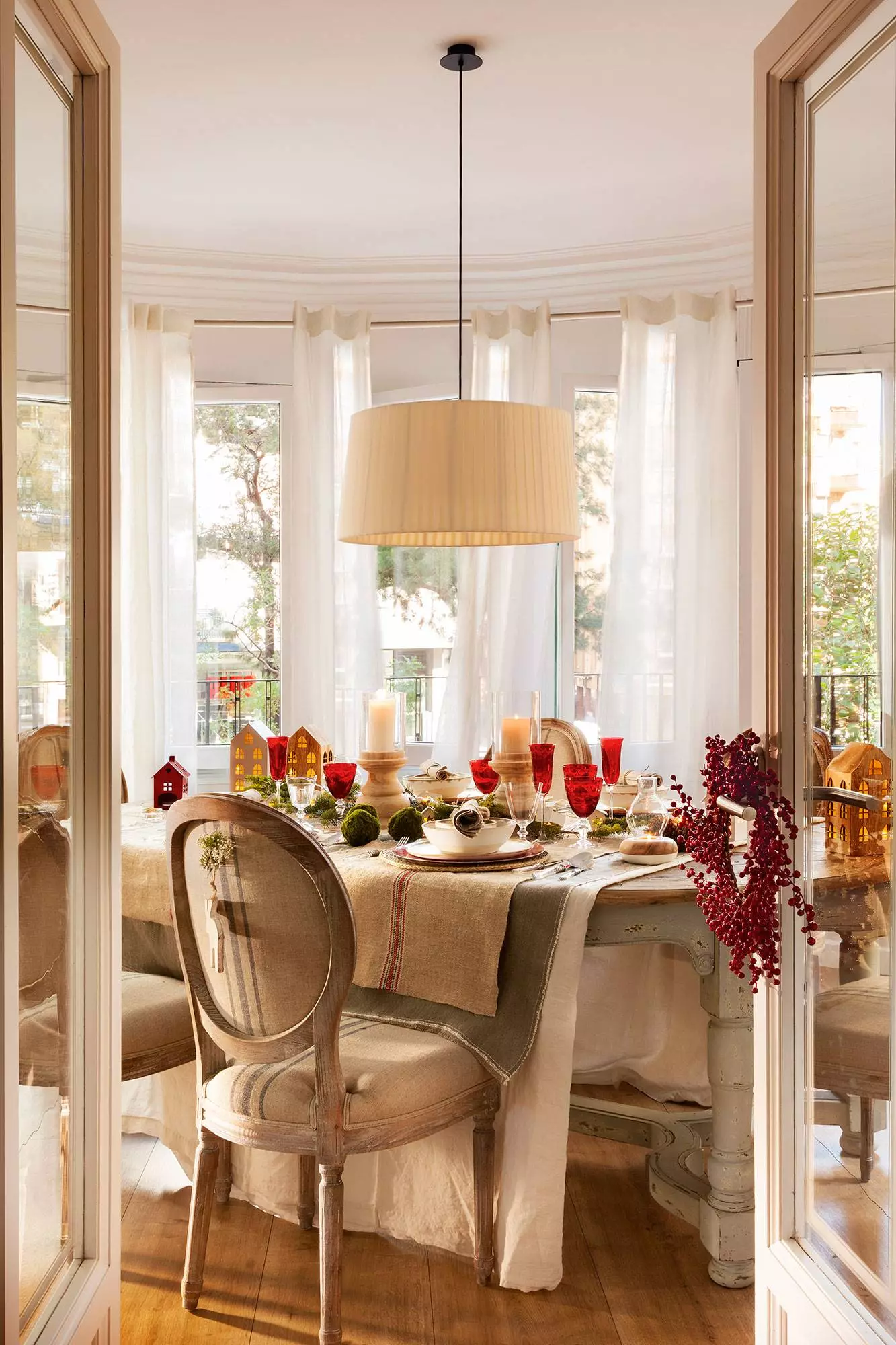 Salle à manger habillée de Noël avec table ronde