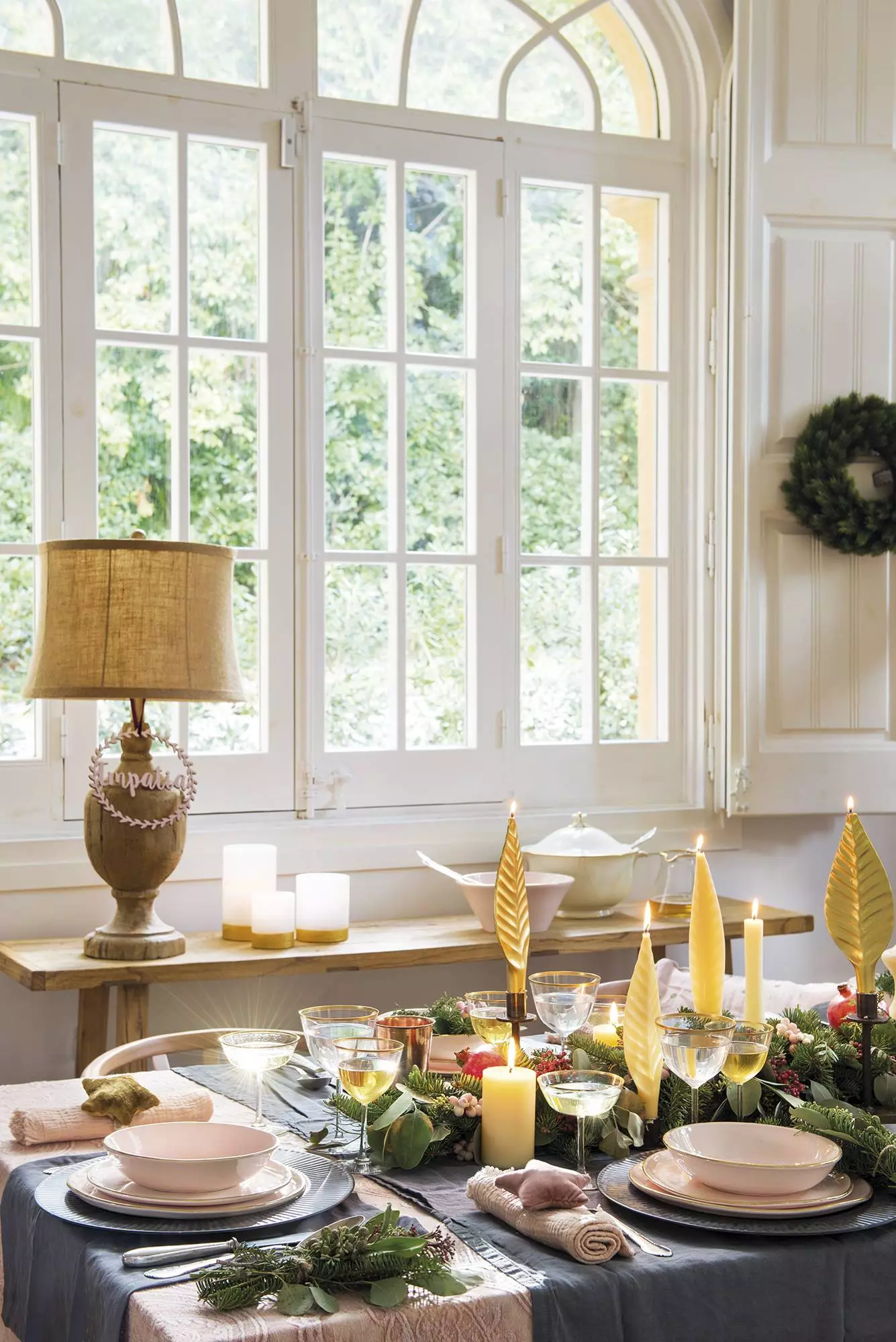 Salle à manger de Noël avec table avec chemins de table bleus