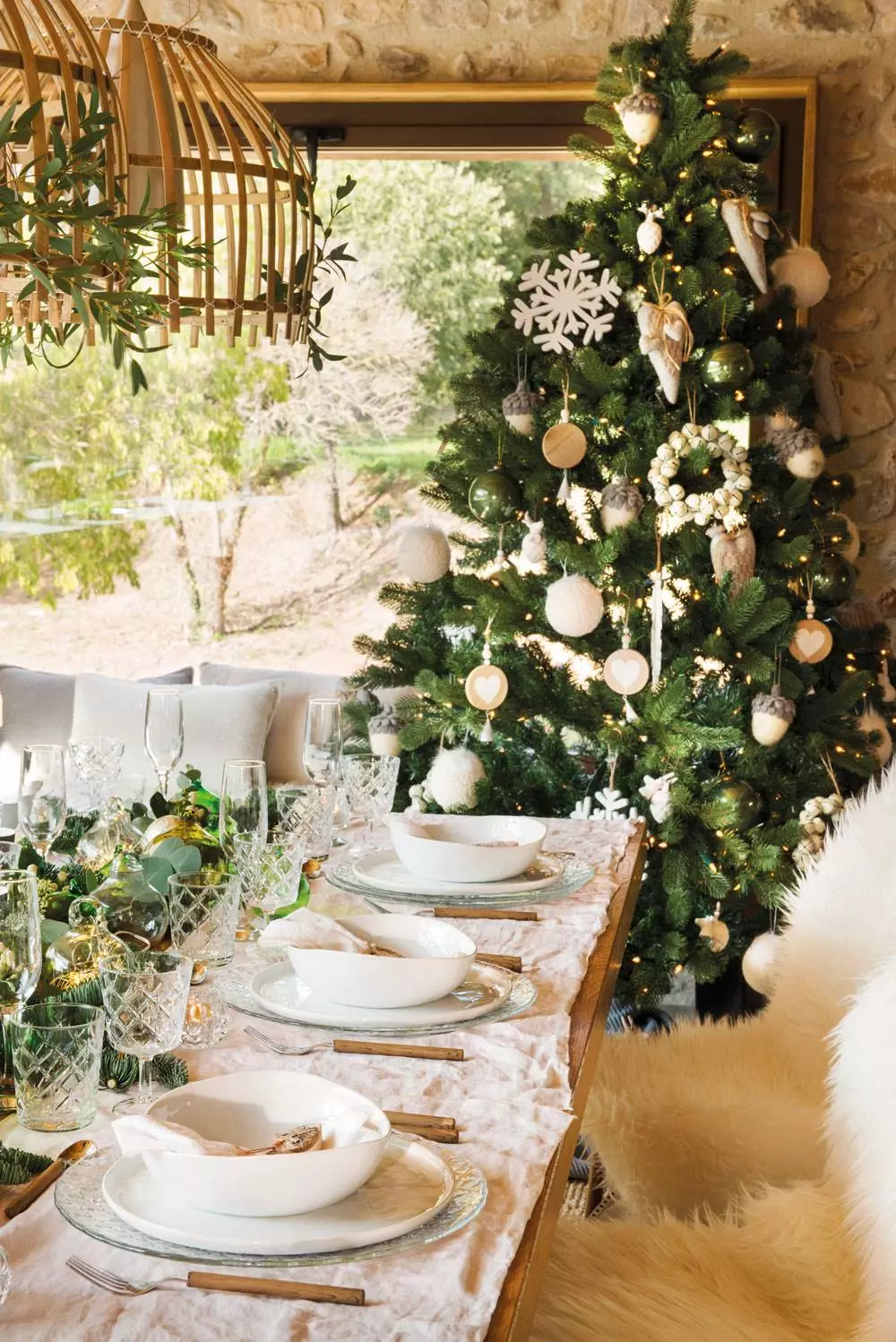 Salle à manger habillée de Noël avec arbre