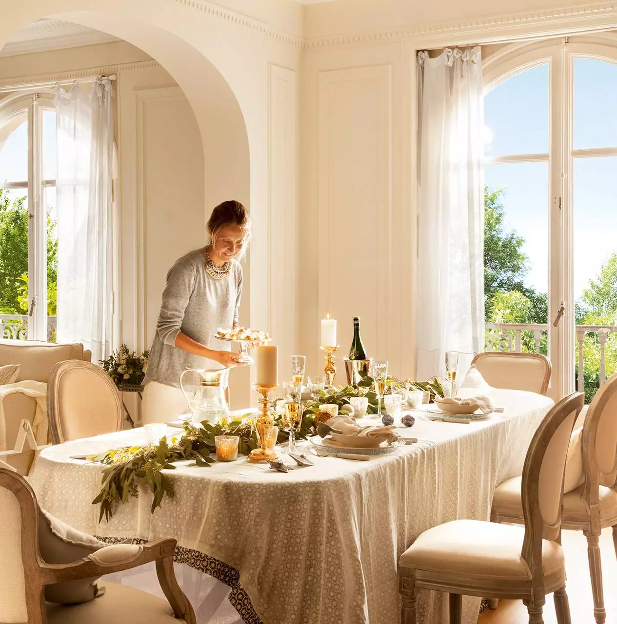 Salle à manger blanche de noël avec femme