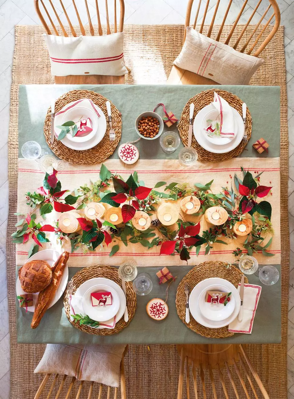 Salle à manger de Noël décorée de Poinsettia