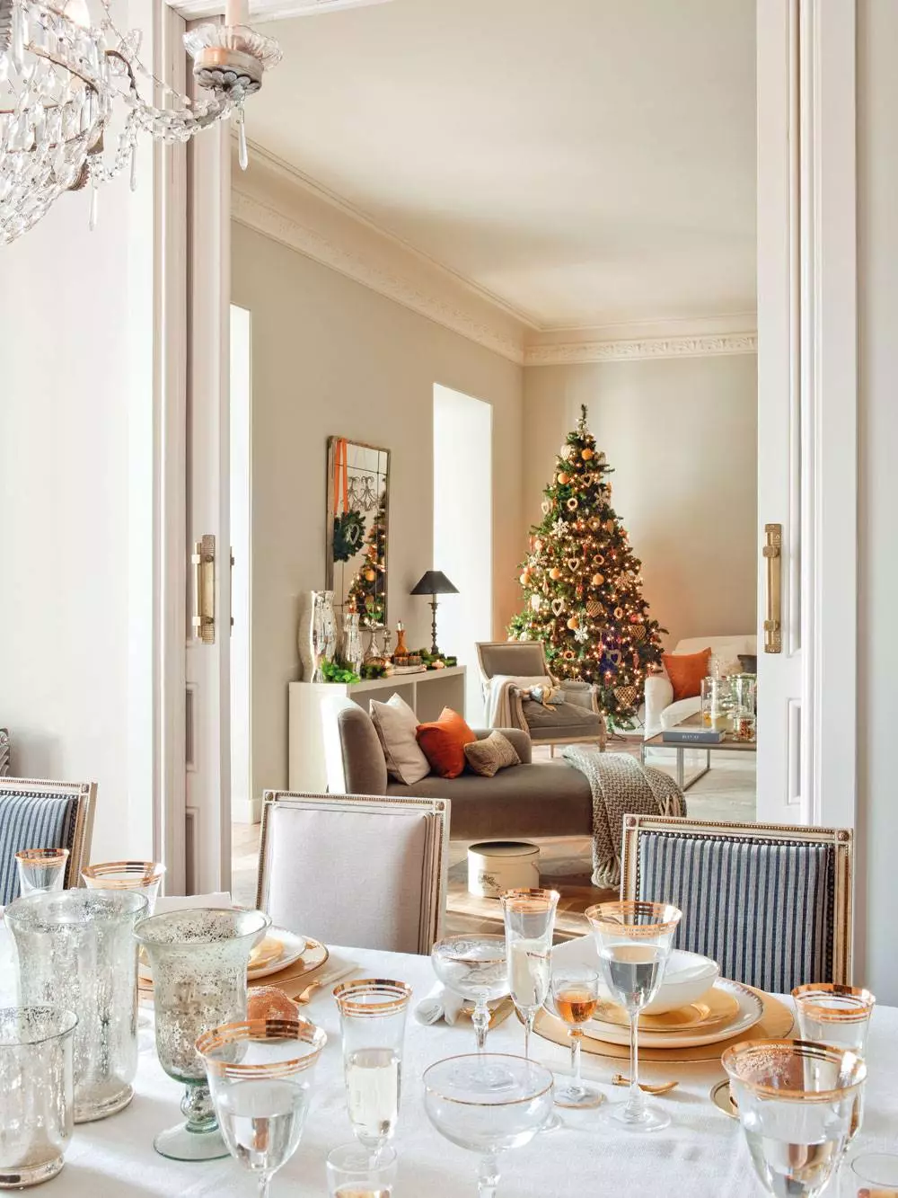 Salle à manger classique habillée pour Noël