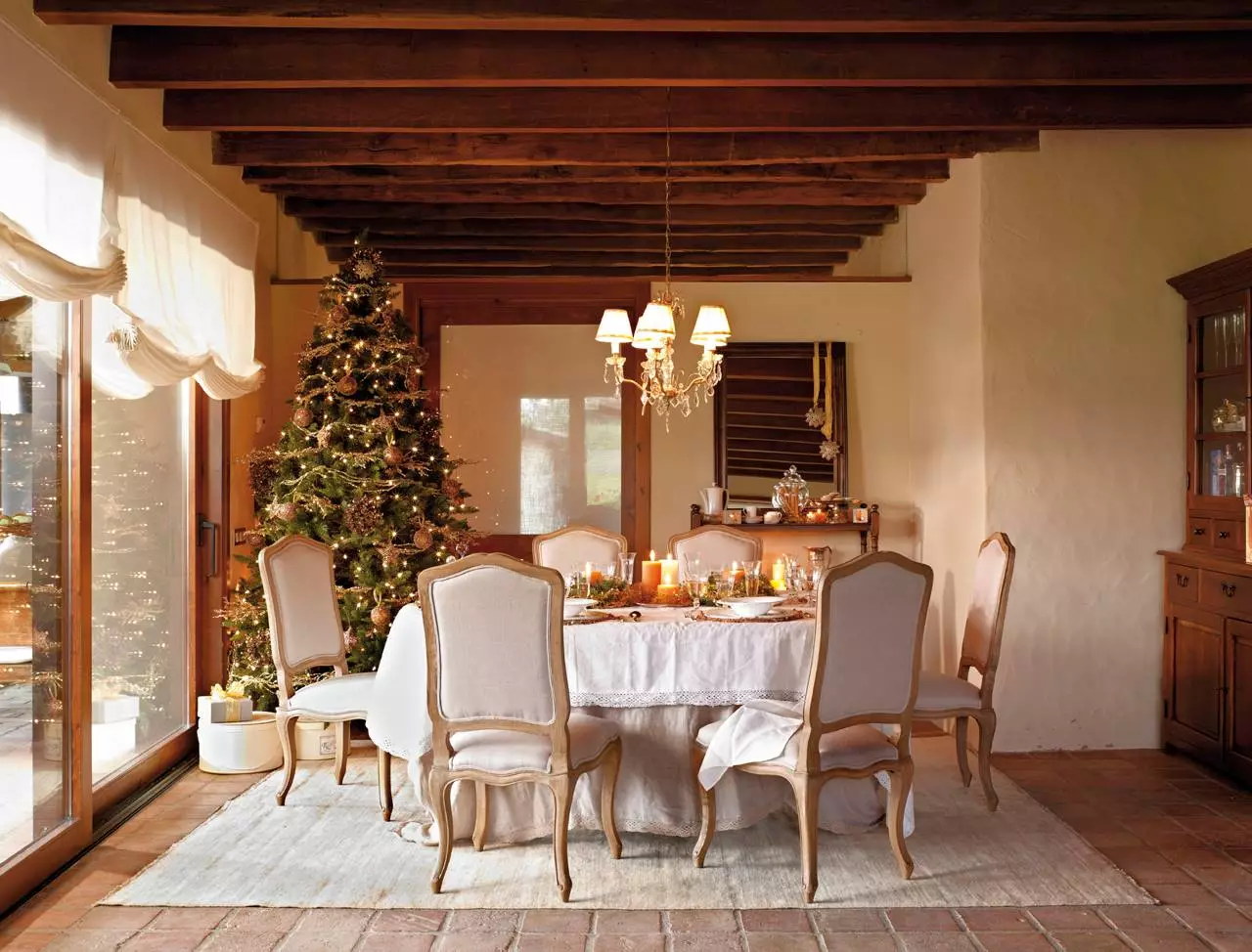 Salle à manger rustique habillée pour Noël