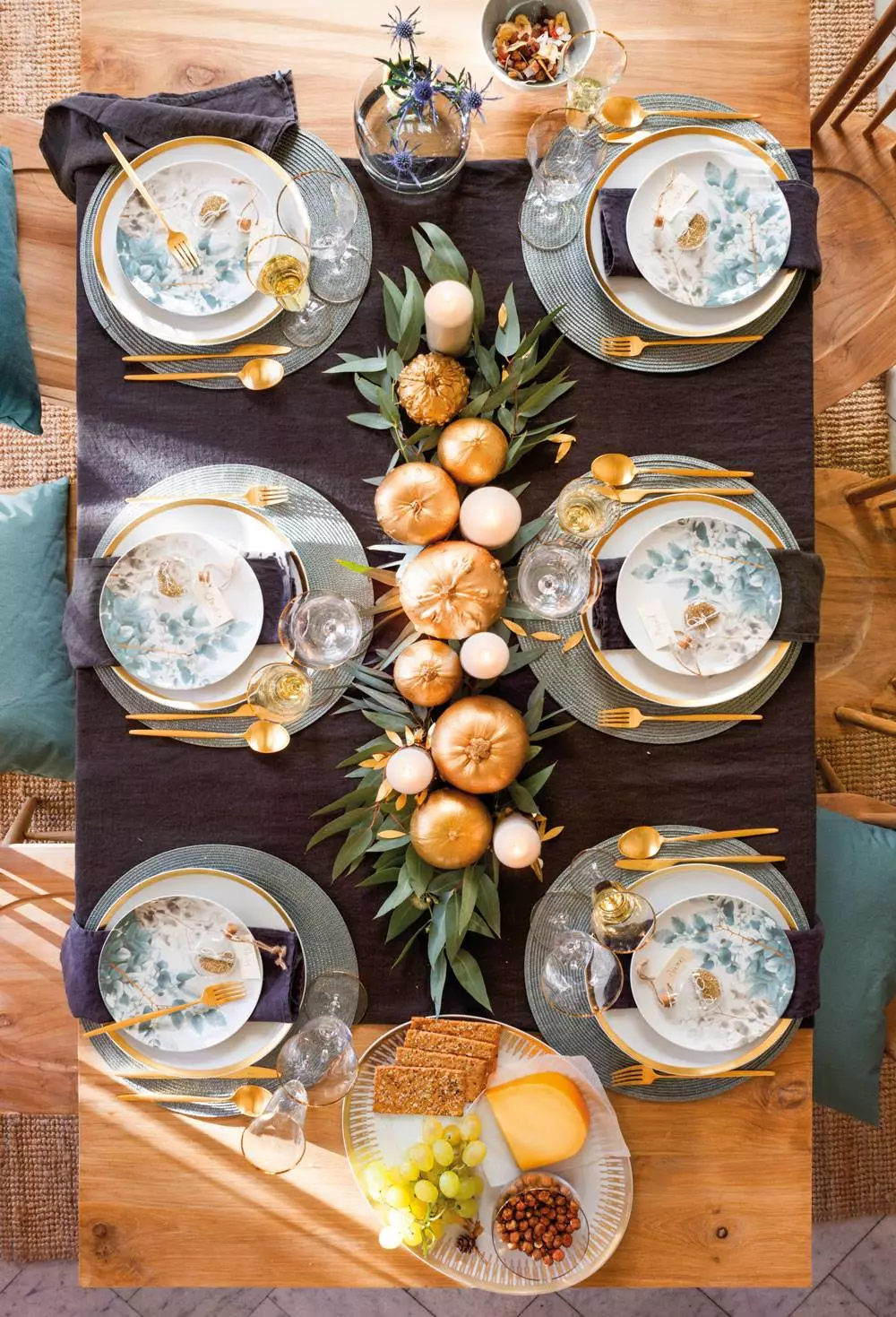 Vue aérienne de la table de Noël avec chemin de table citrouille dorée