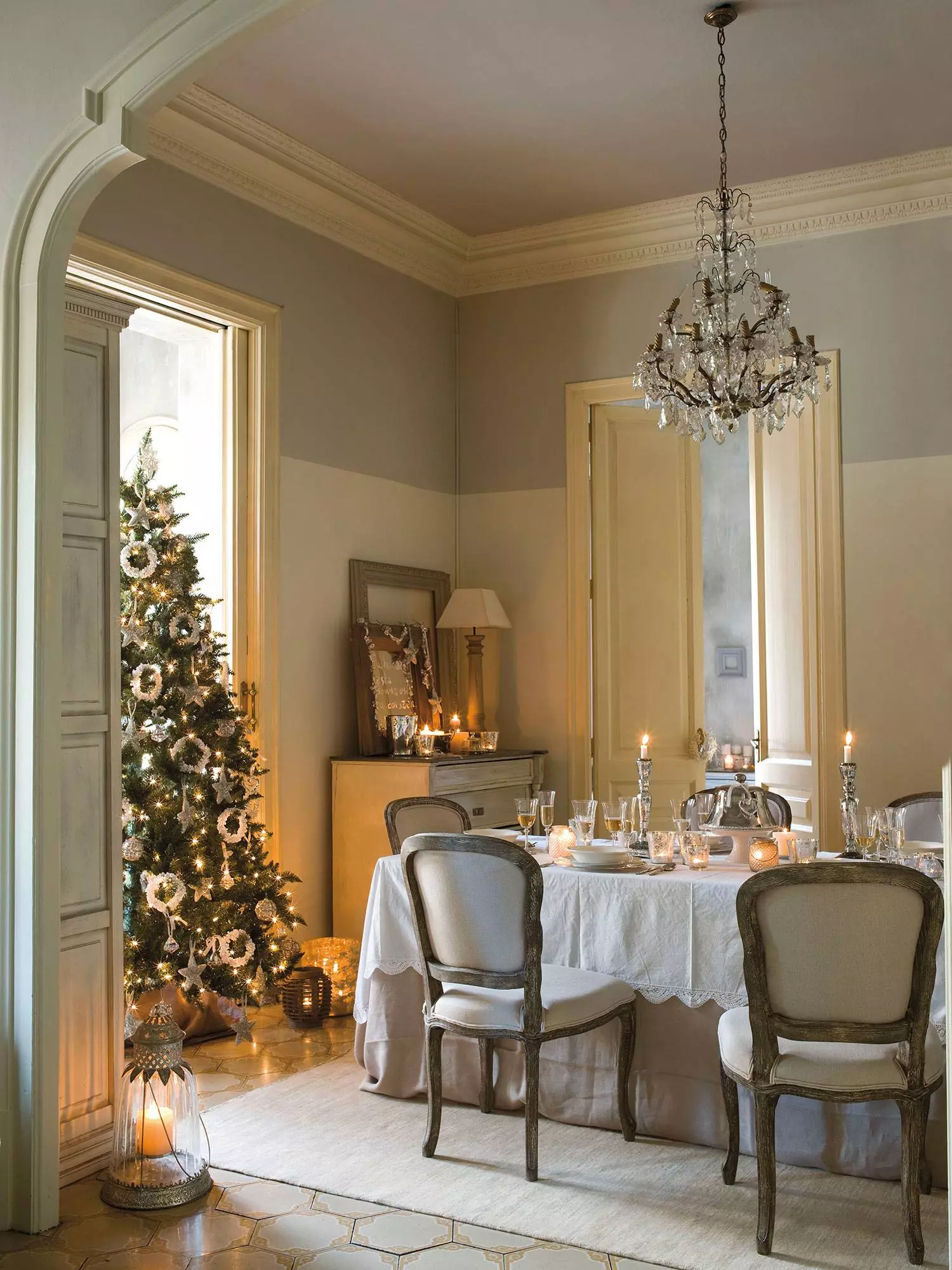 Salle à manger classique décorée pour Noël