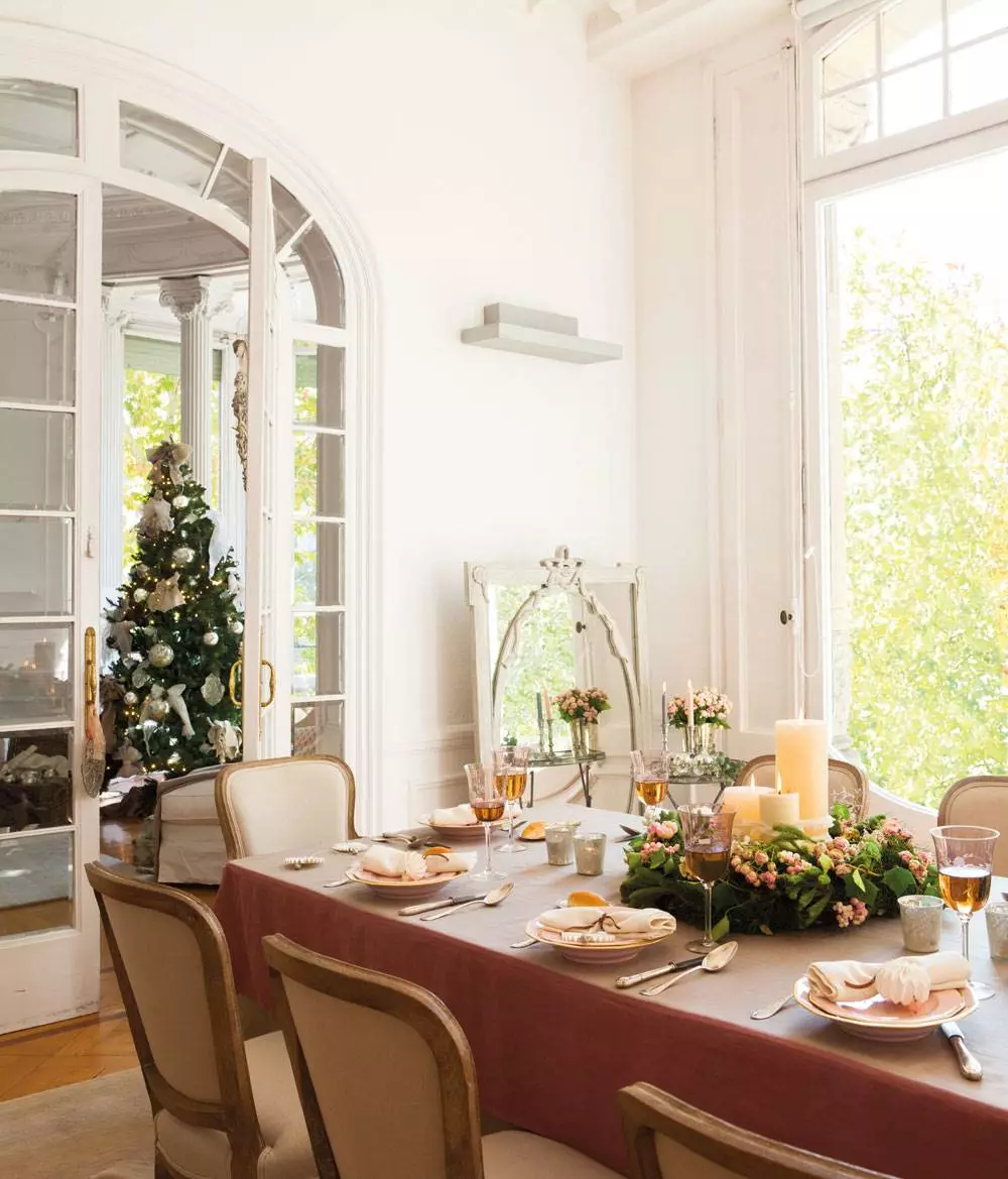 Salle à manger classique habillée pour Noël